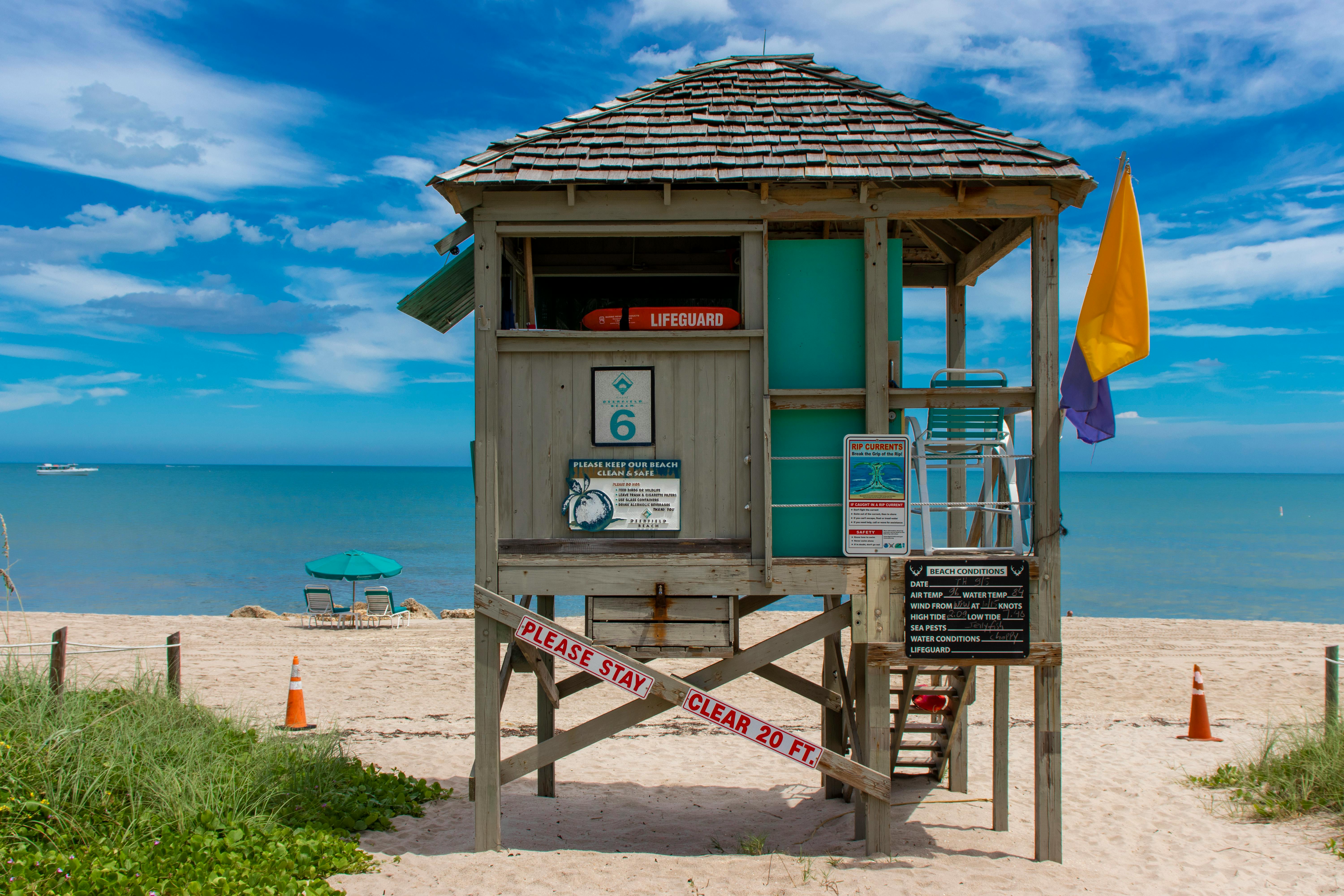 Lifeguard Hut on Beach · Free Stock Photo