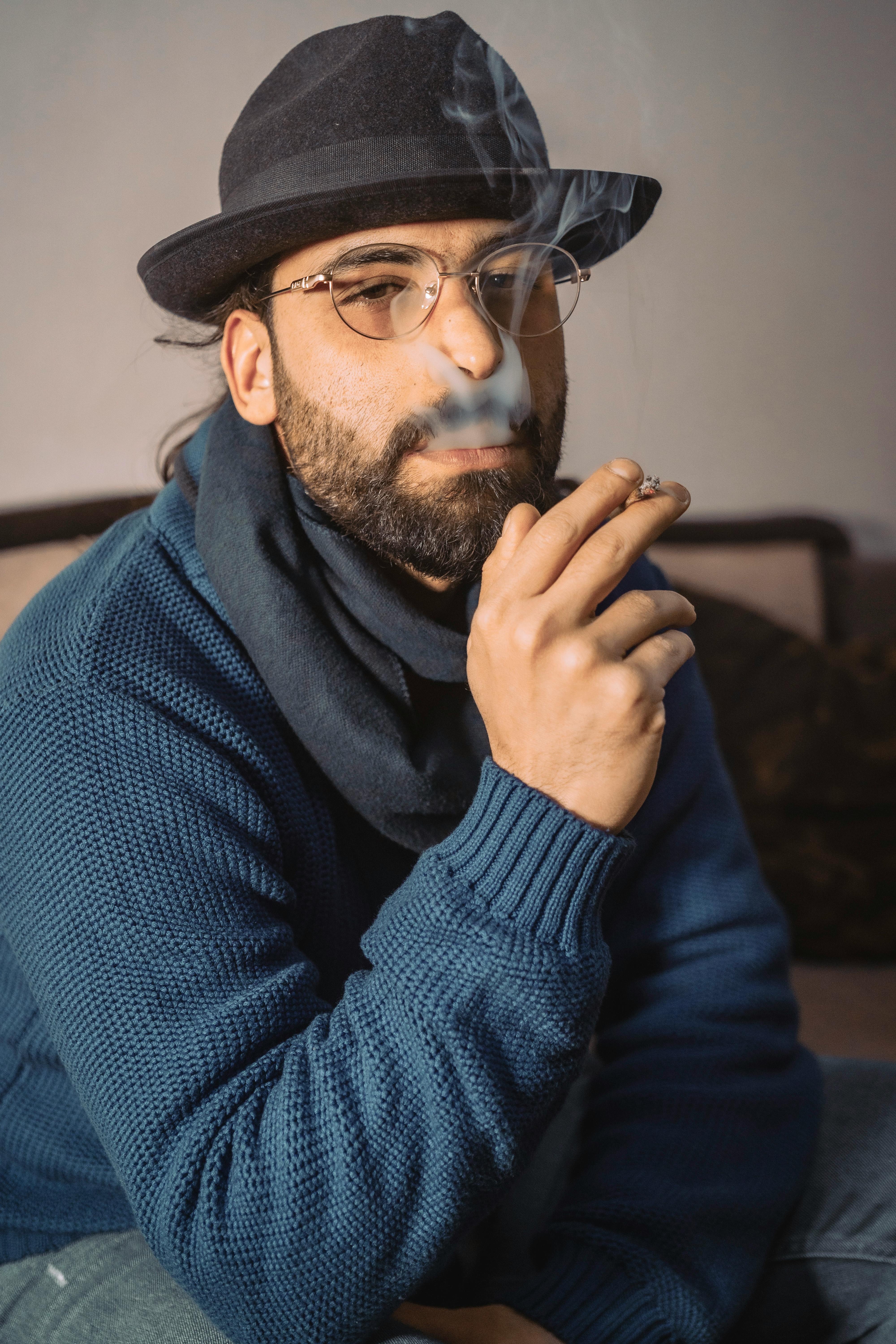 Foto de stock gratuita sobre barbudo, cigarrillo, fumador, fumando, fumar, gafas, gorro, hombre ...