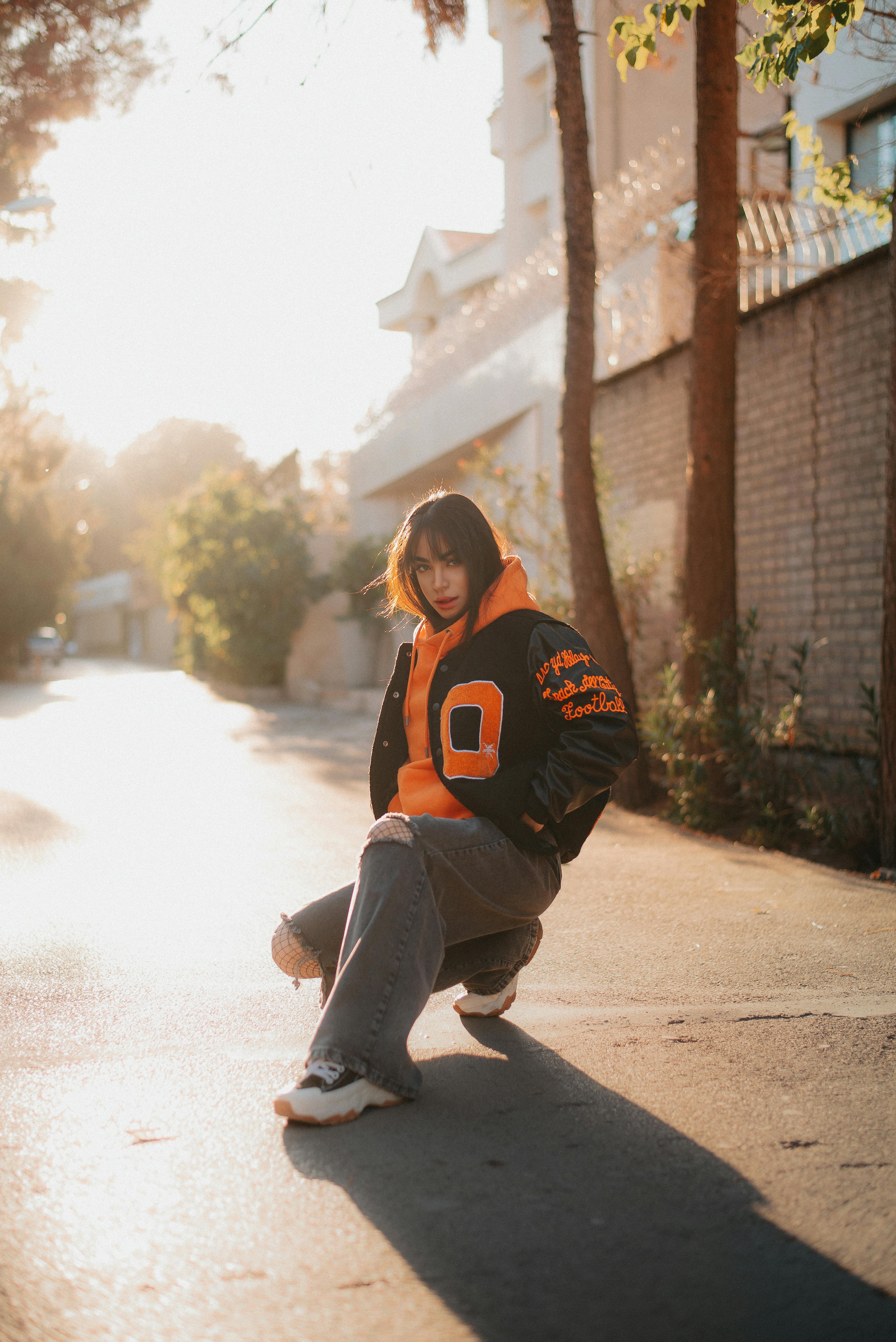 Foto de stock gratuita sobre agazapado, calle, elegante, moda, mujer ...