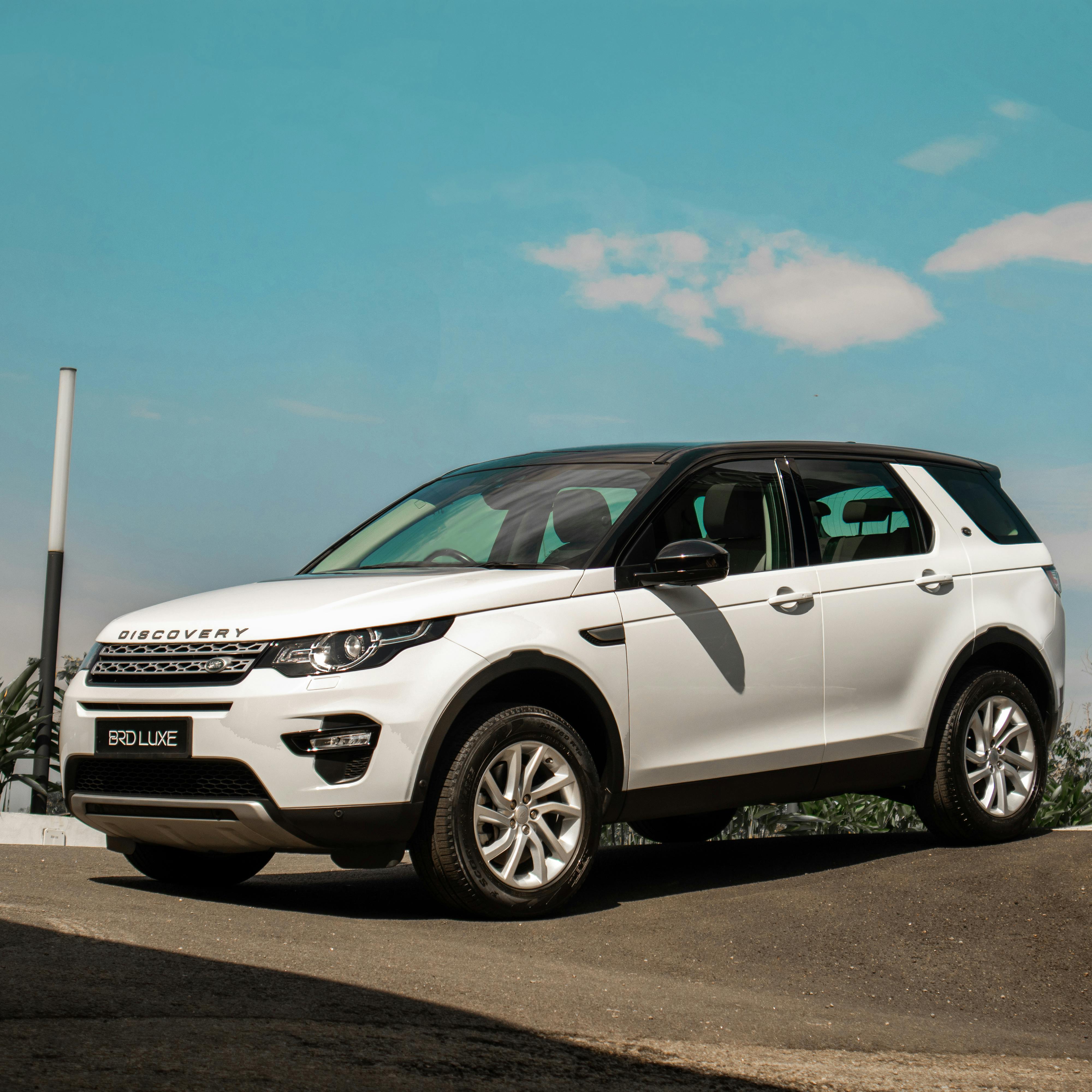 White Land Rover on the Road · Free Stock Photo