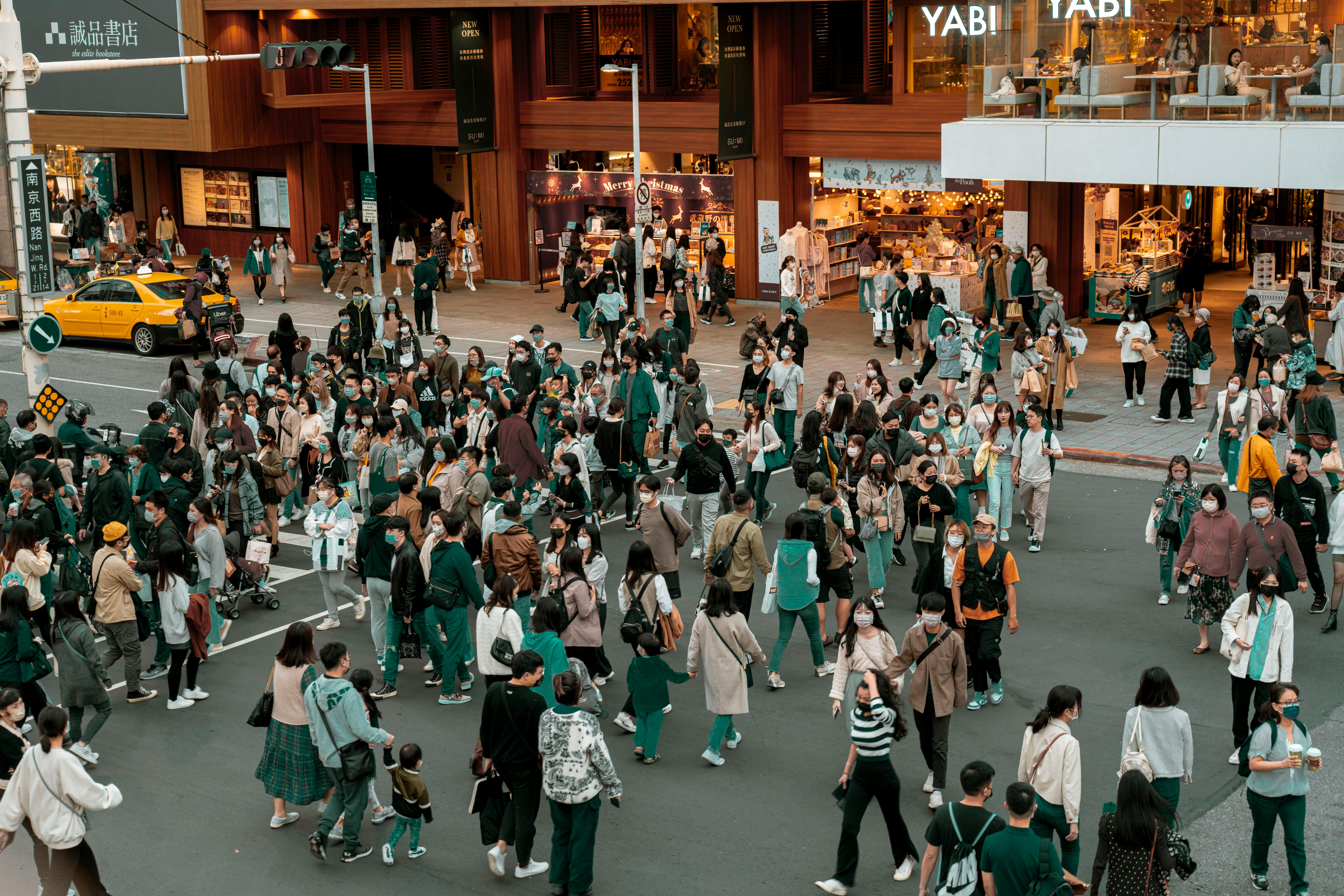 People Crossing the Road · Free Stock Photo