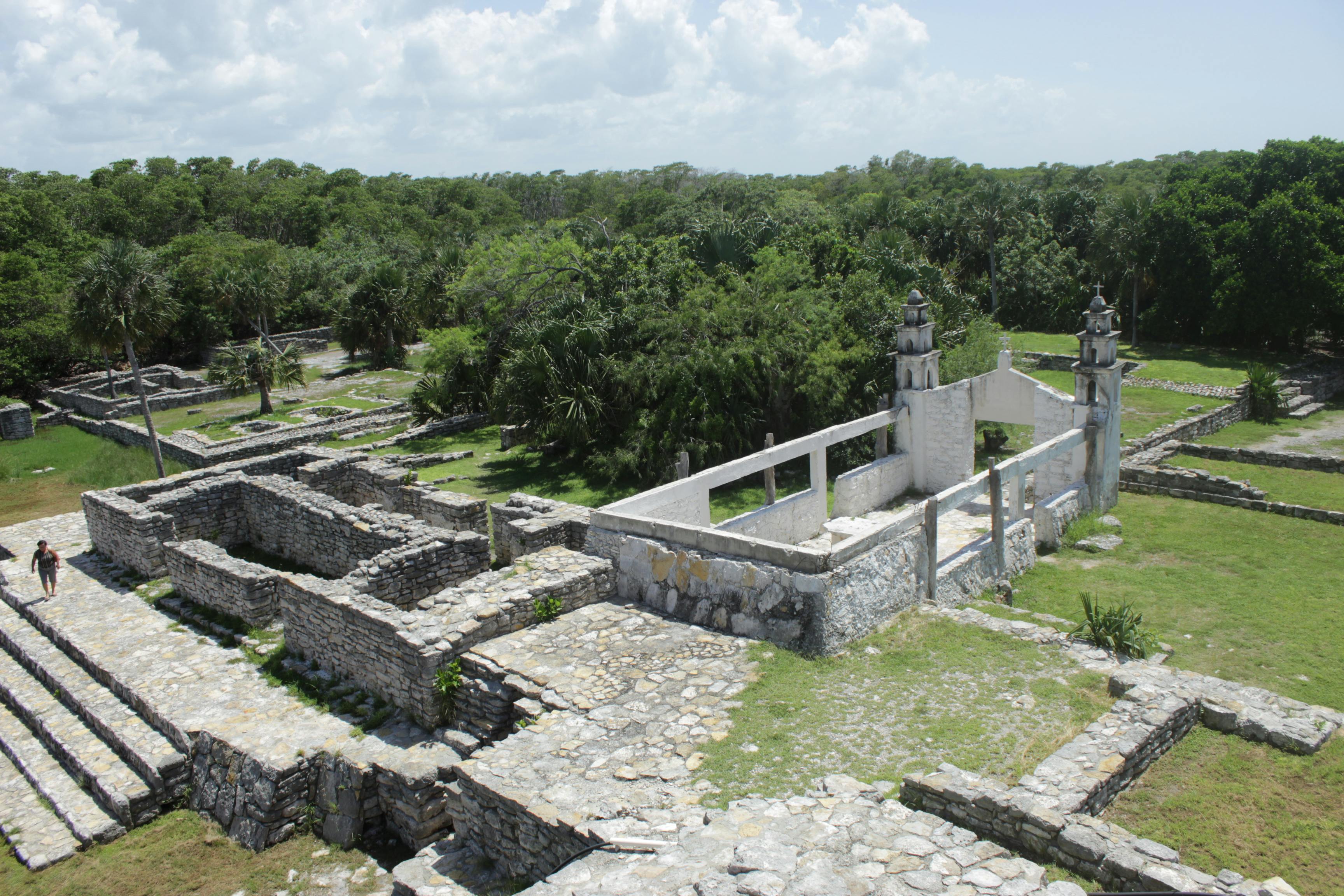 Yucatán- Zona arqueológica de Xcambó (Iglesia sobre basamento maya ...