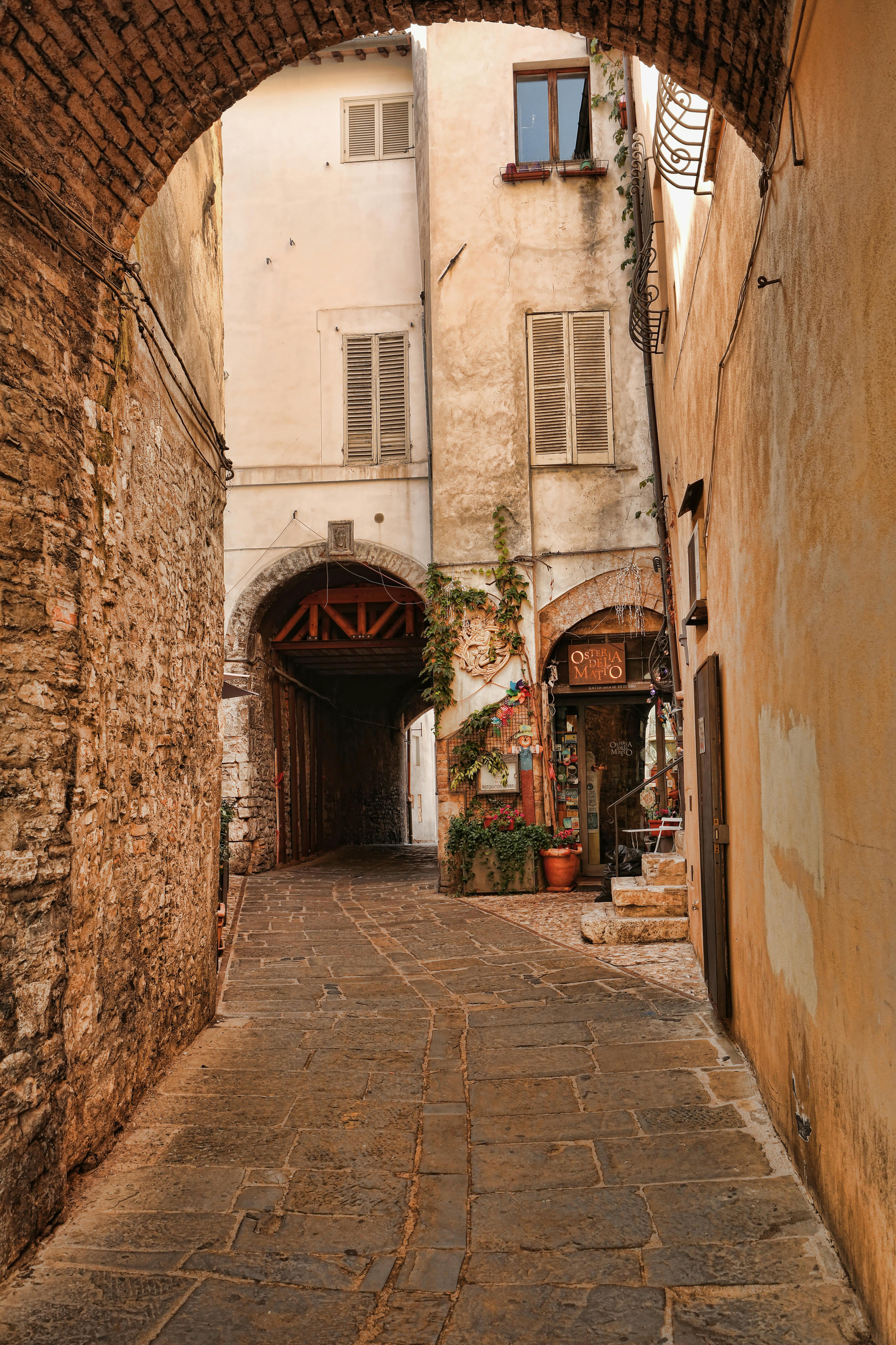 Narrow Alley in Town · Free Stock Photo