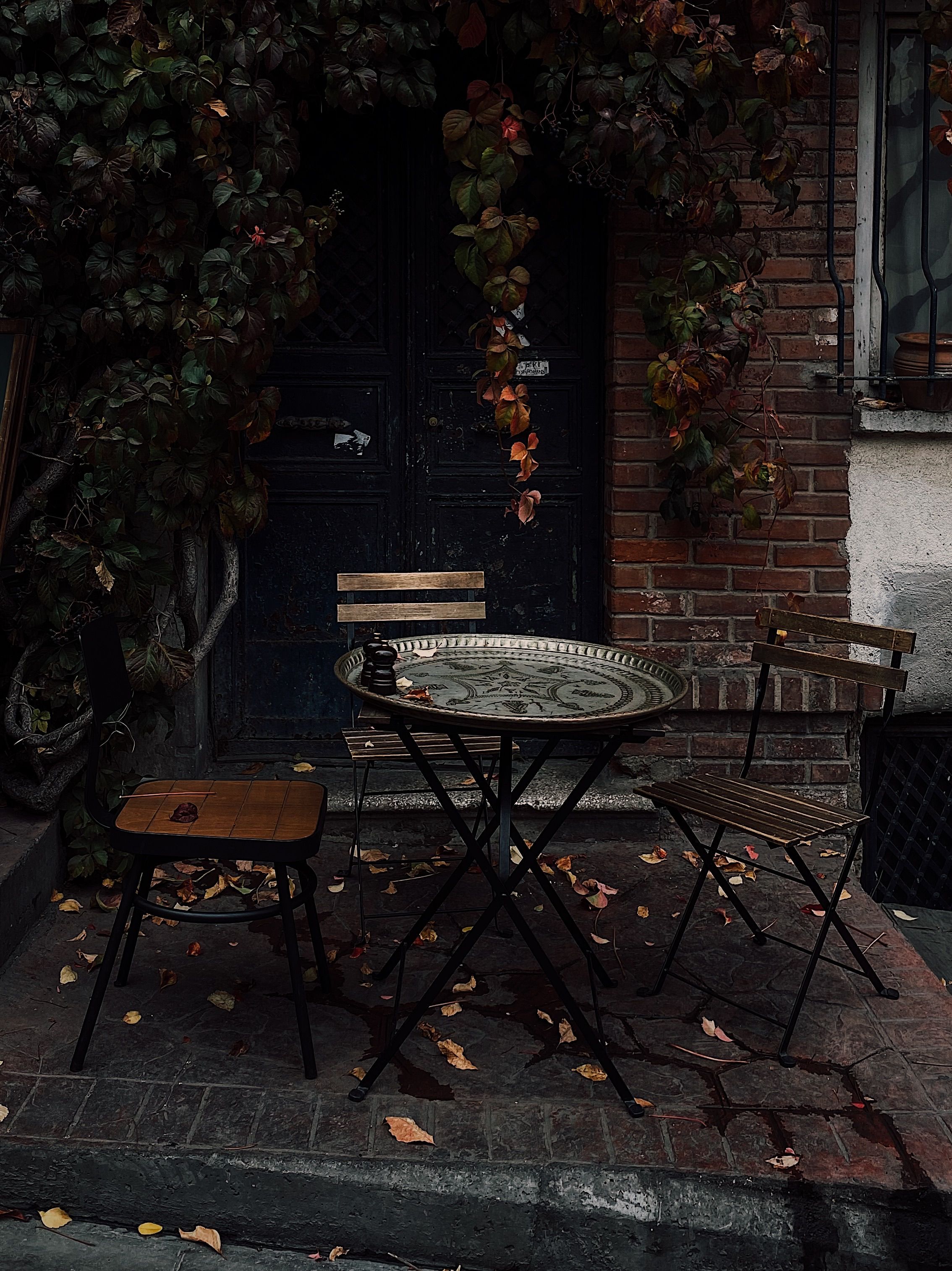 Round Table With Chairs on the Street · Free Stock Photo