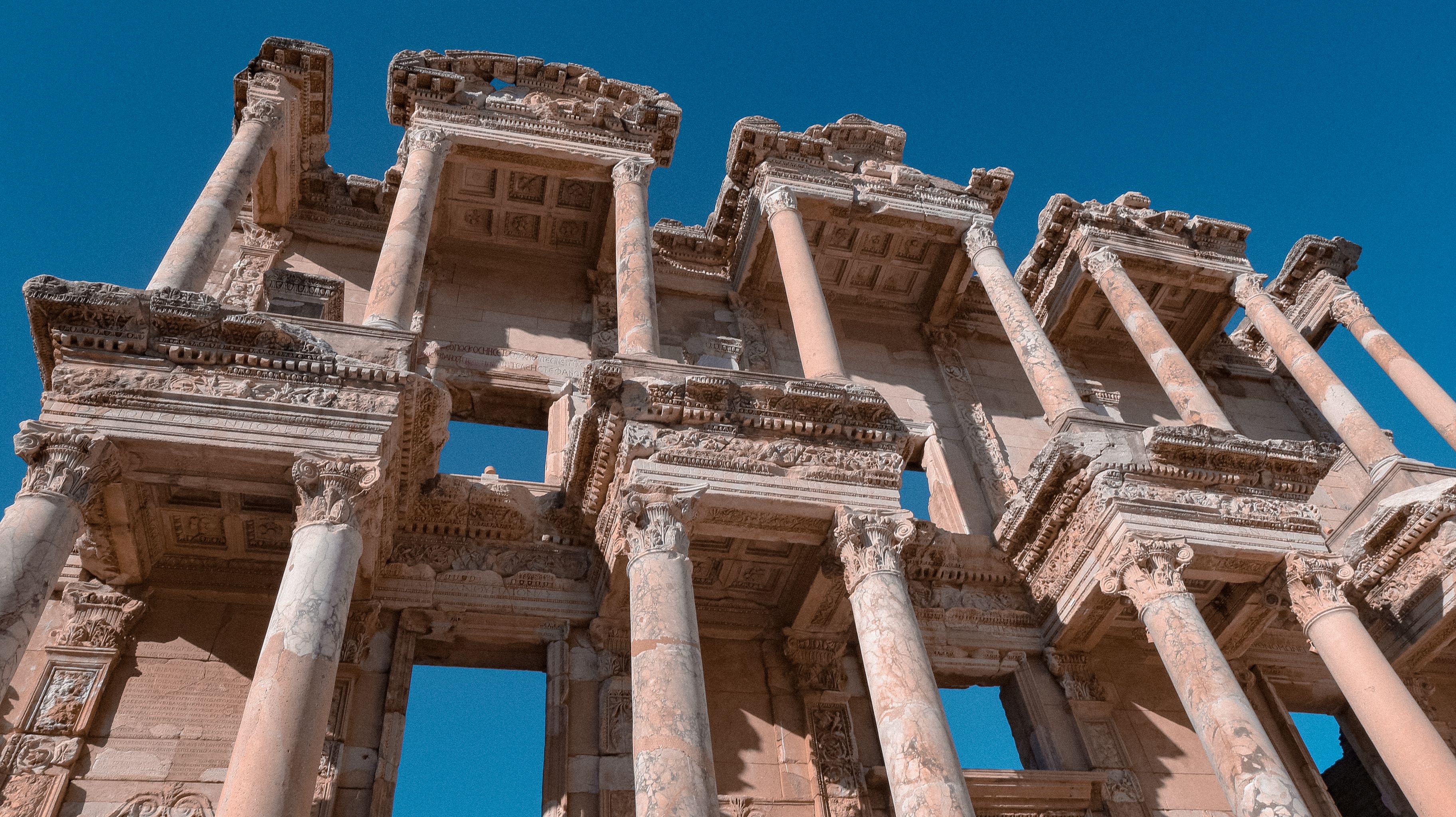 Library of Celsus with sculpture and damaged wall · Free Stock Photo