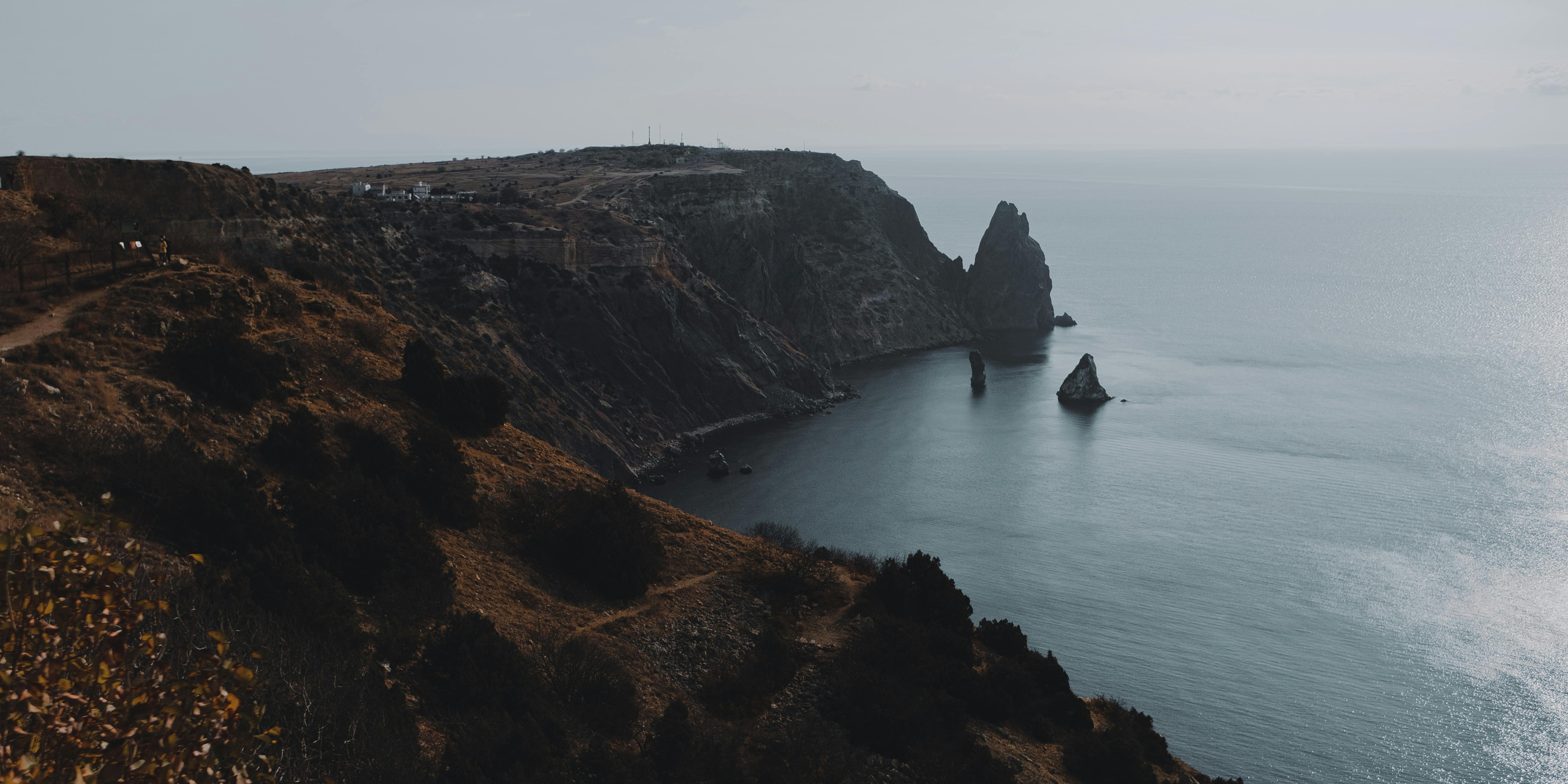 Buildings on a Seashore · Free Stock Photo