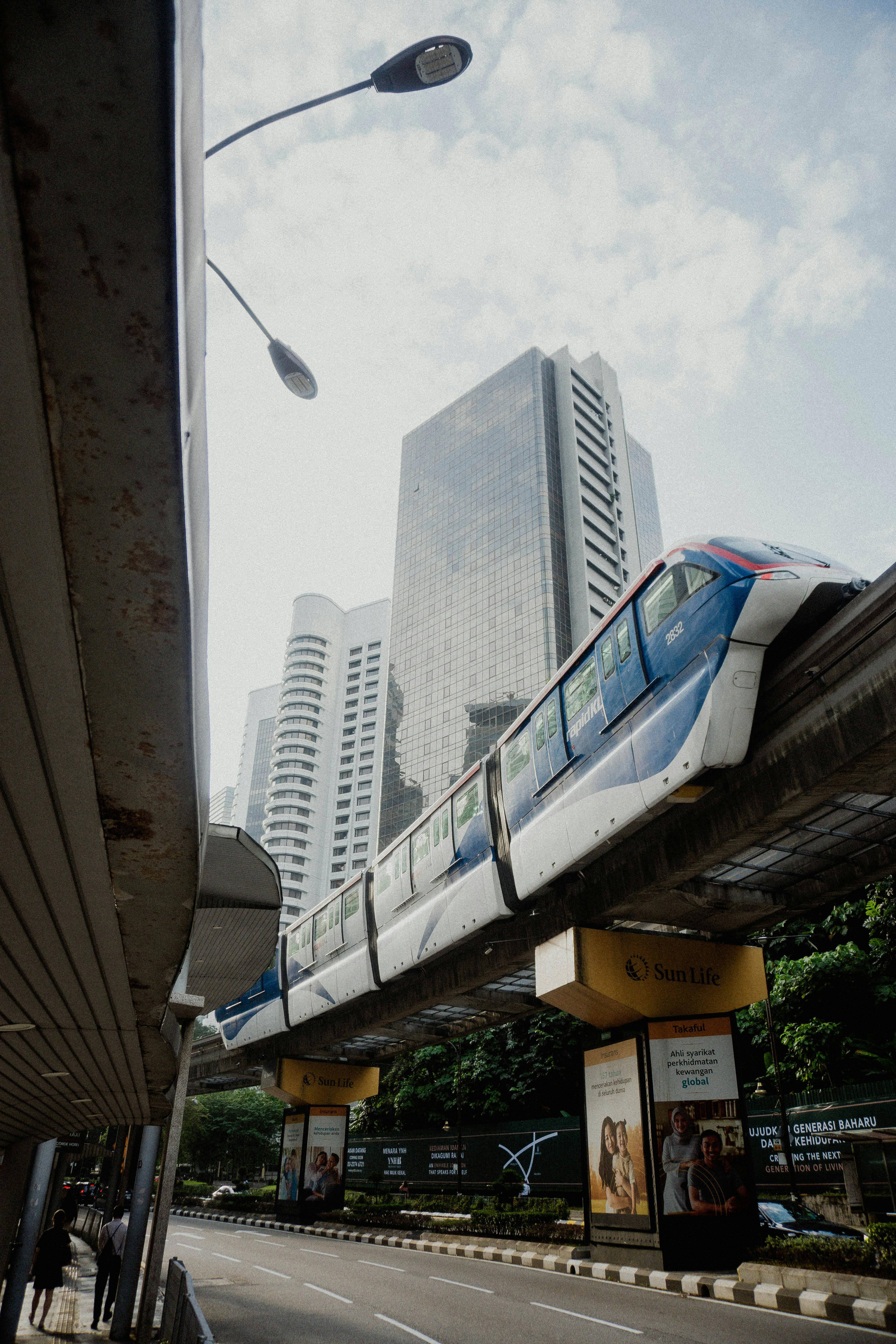 White and Blue Train on the Bridge · Free Stock Photo