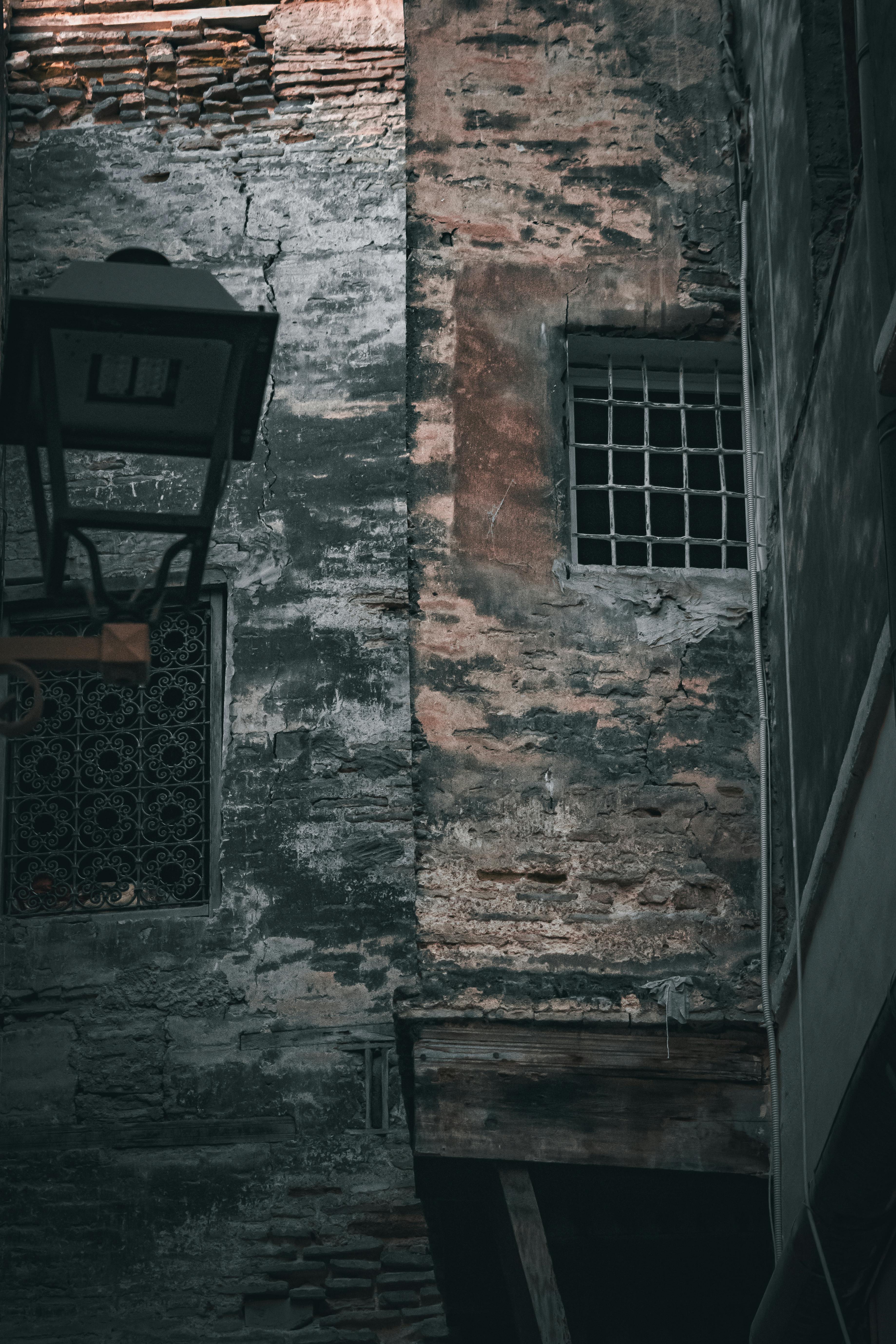 Decaying Urban Residential Building · Free Stock Photo