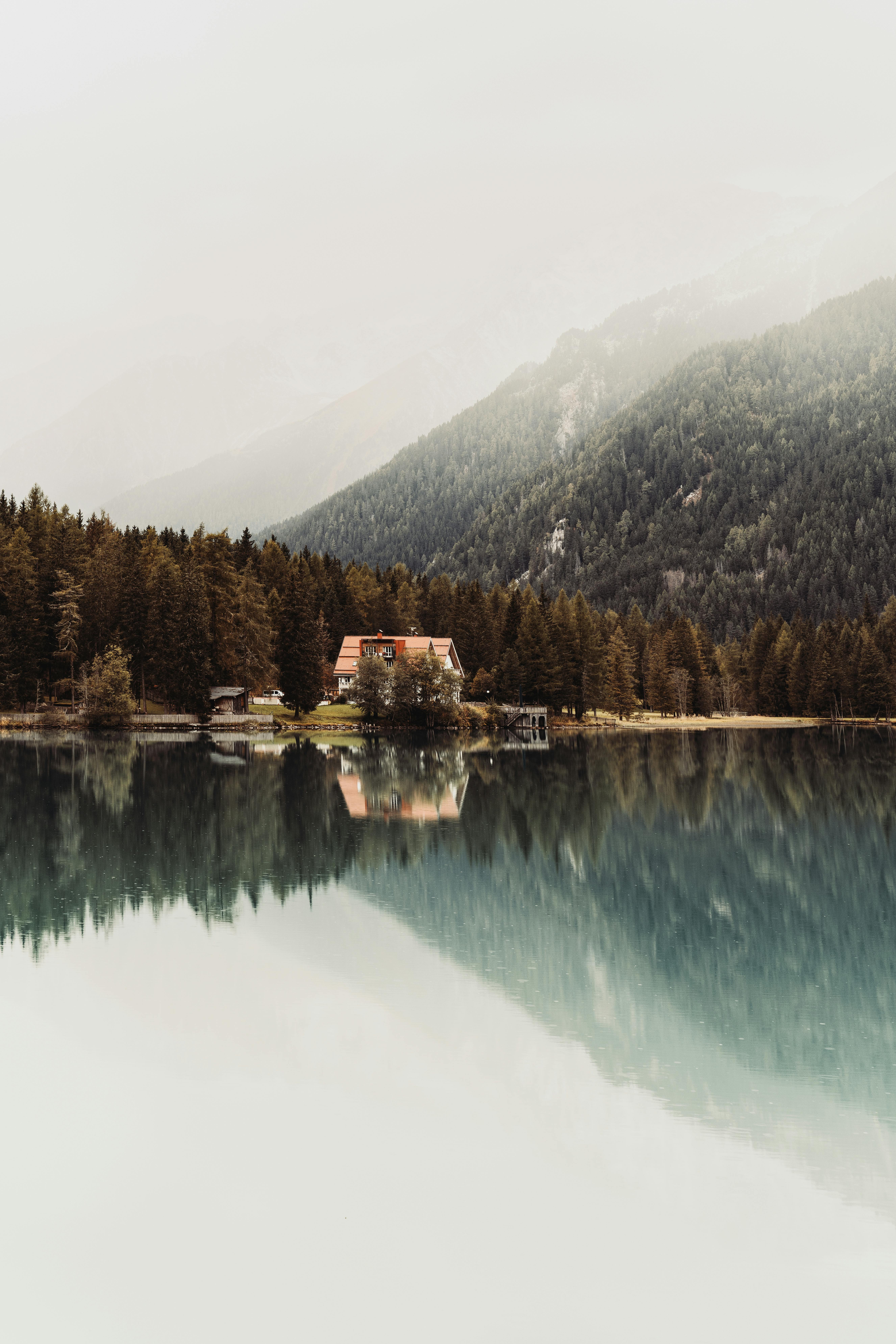 House by Lake and Its Reflection in Water · Free Stock Photo