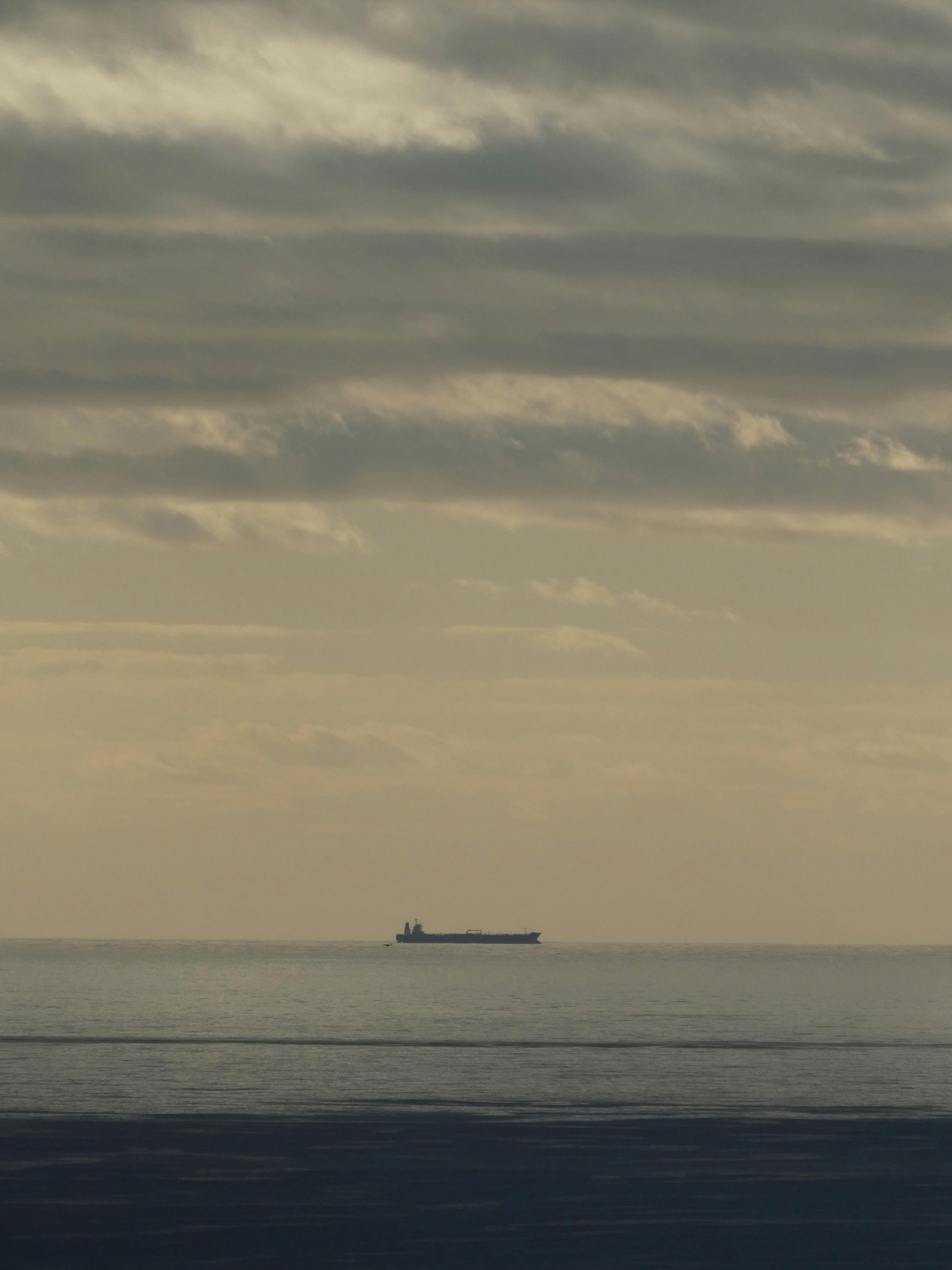 Kostenloses Foto zum Thema: boot, draußen, früher morgen, holzboot ...