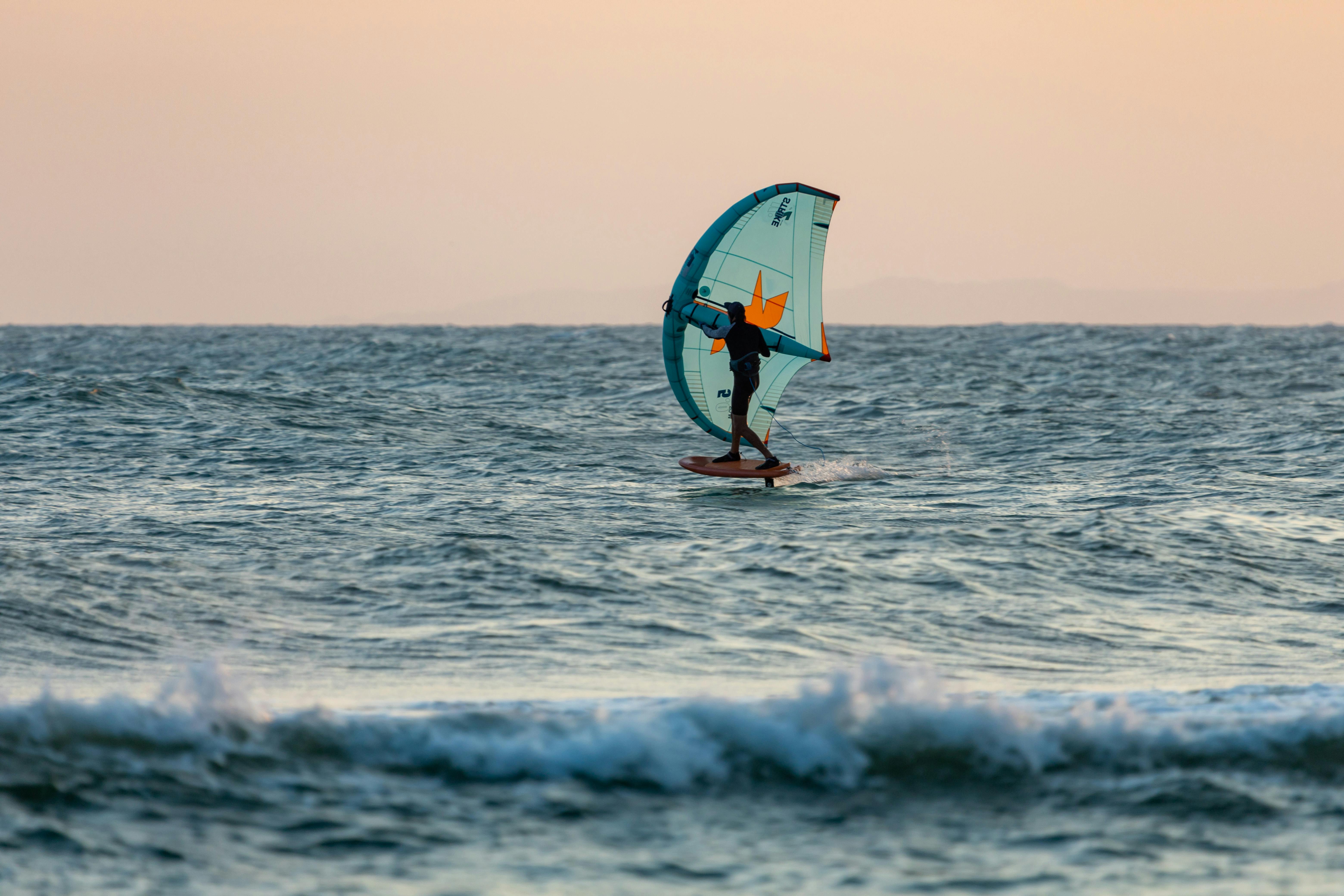 Foto De Hombre Surfeando · Foto de stock gratuita