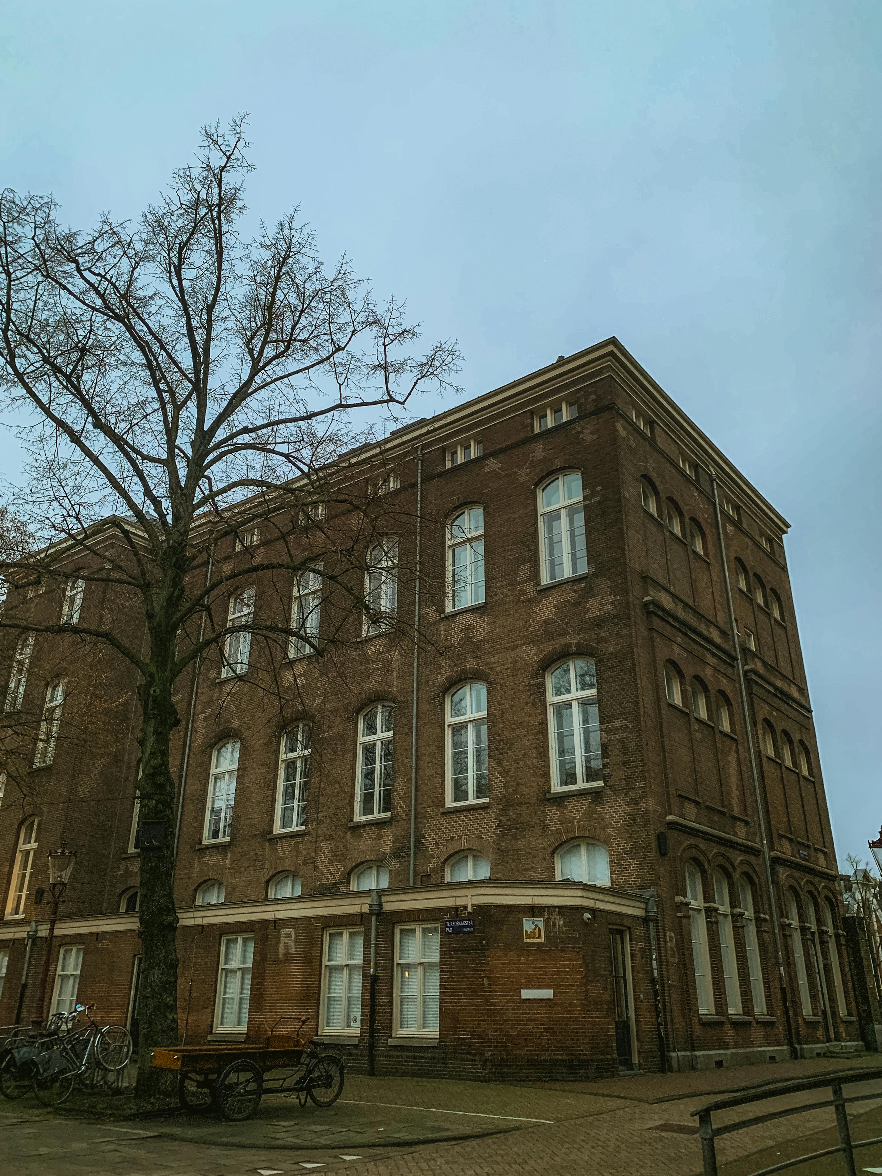 Red Brick University Building · Free Stock Photo