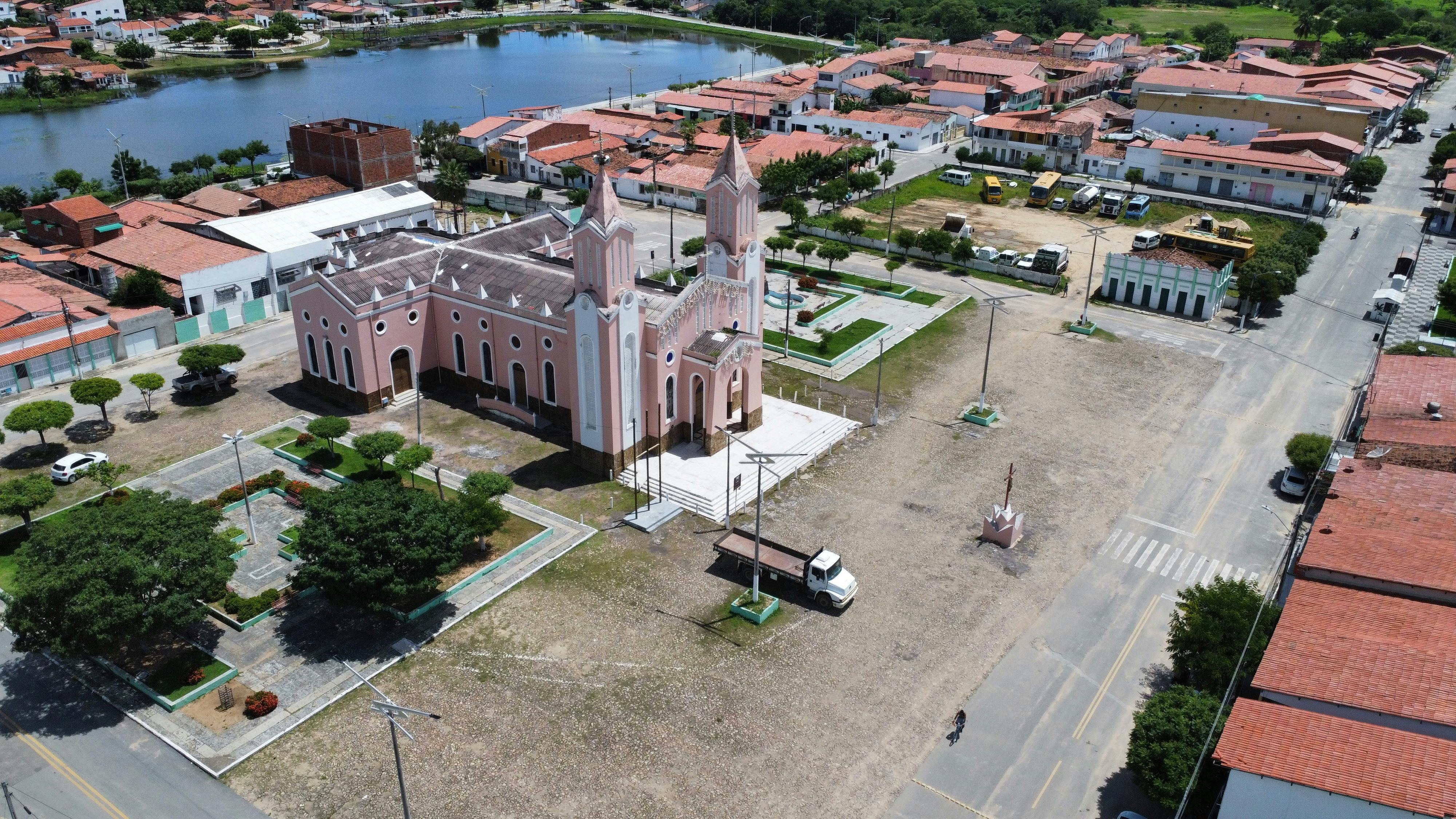 Aerial View of a Town and Church in Paramoti, Brazil · Free Stock Photo