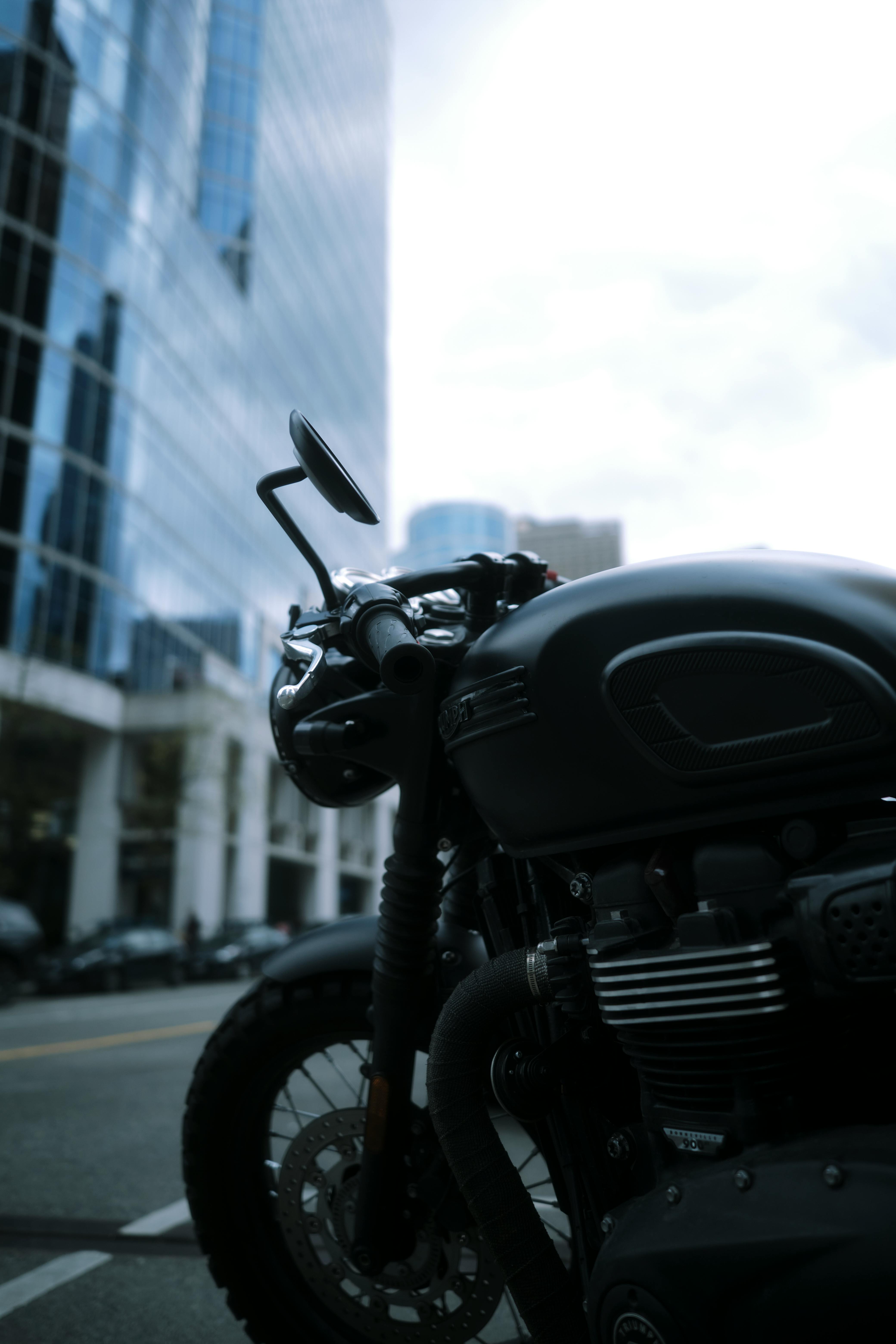 Close-Up Shot of a Black Motorcycle · Free Stock Photo