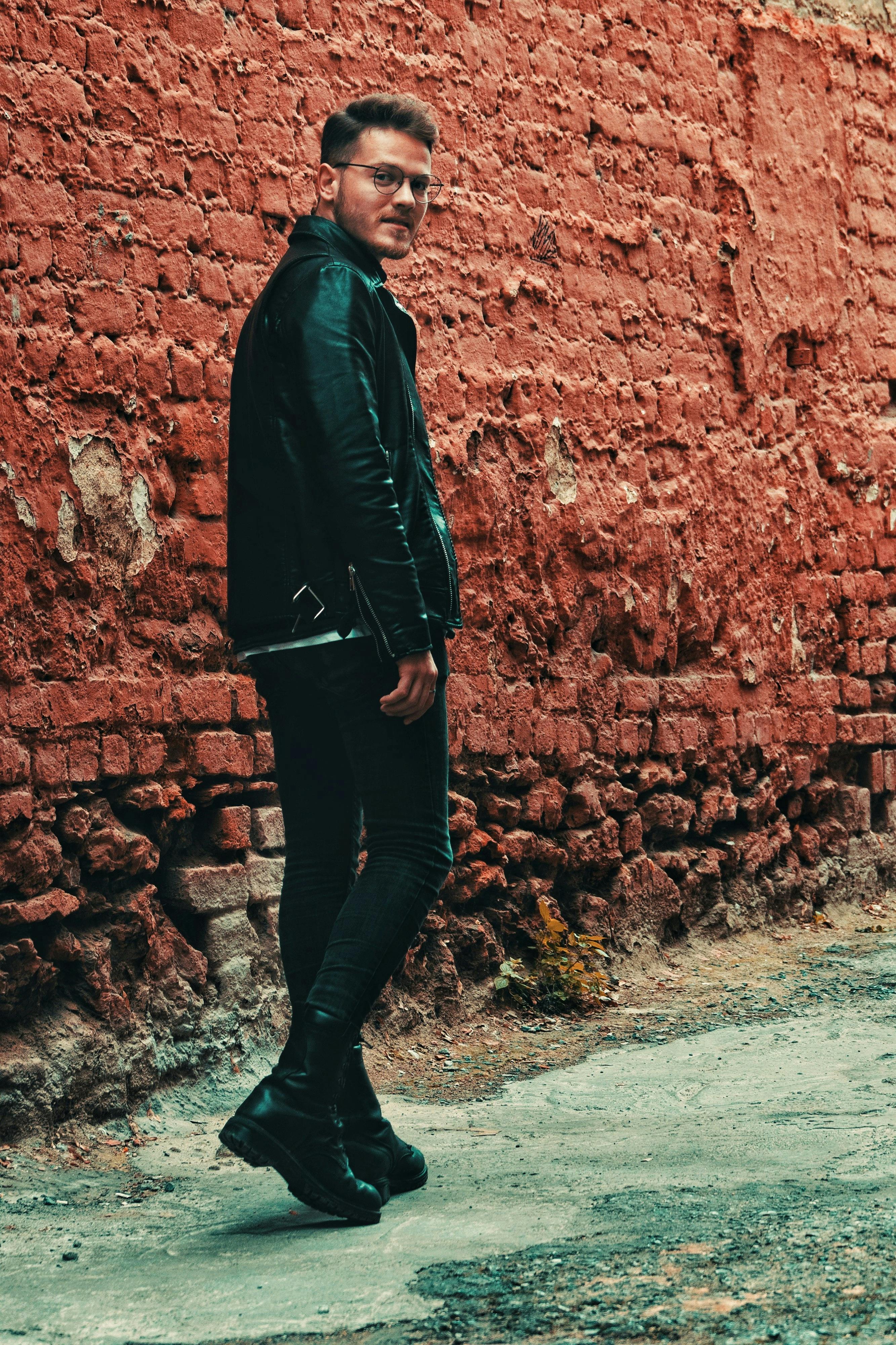 Man Looking behind Back · Free Stock Photo