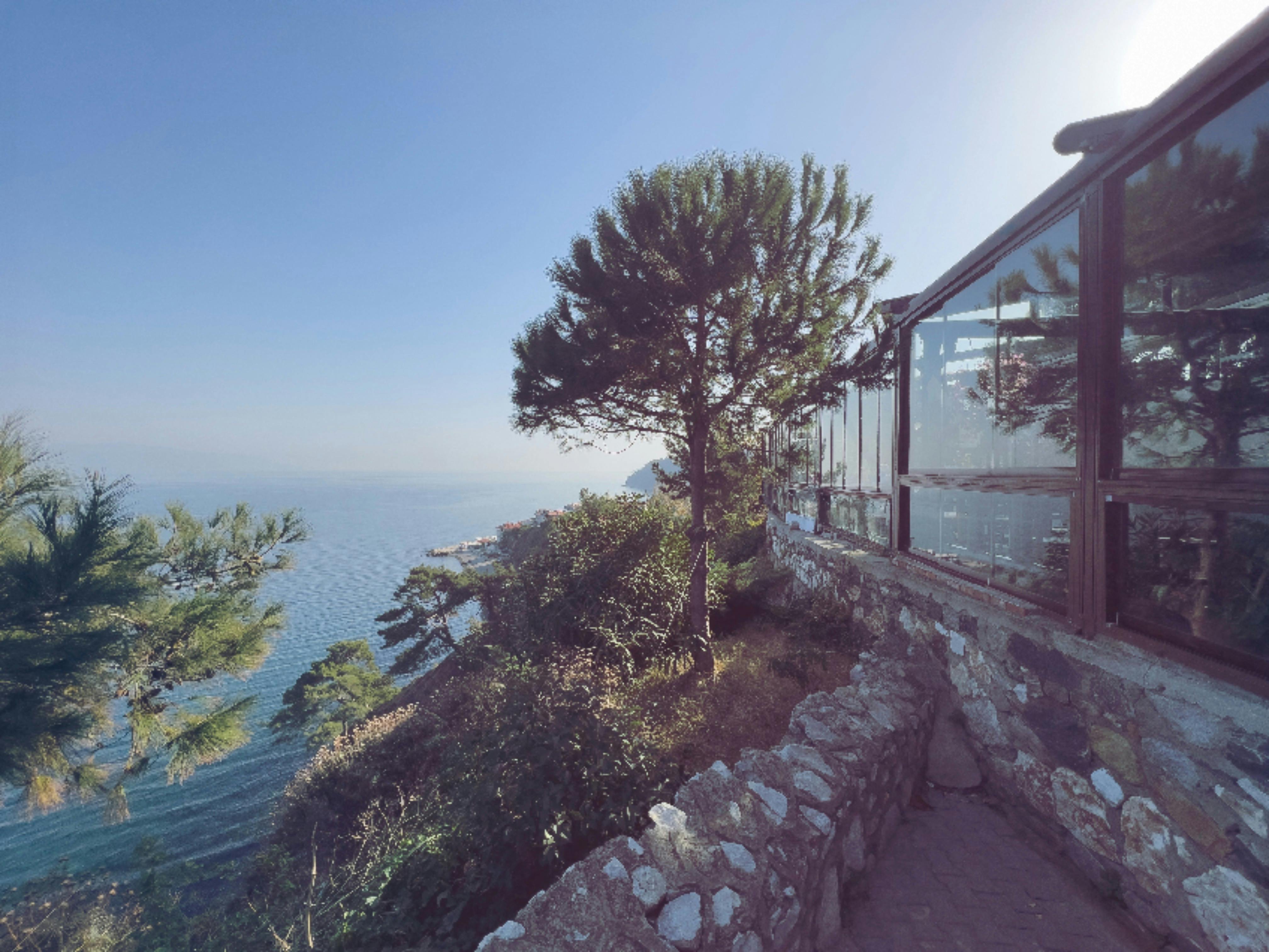 Building at the Cliff · Free Stock Photo