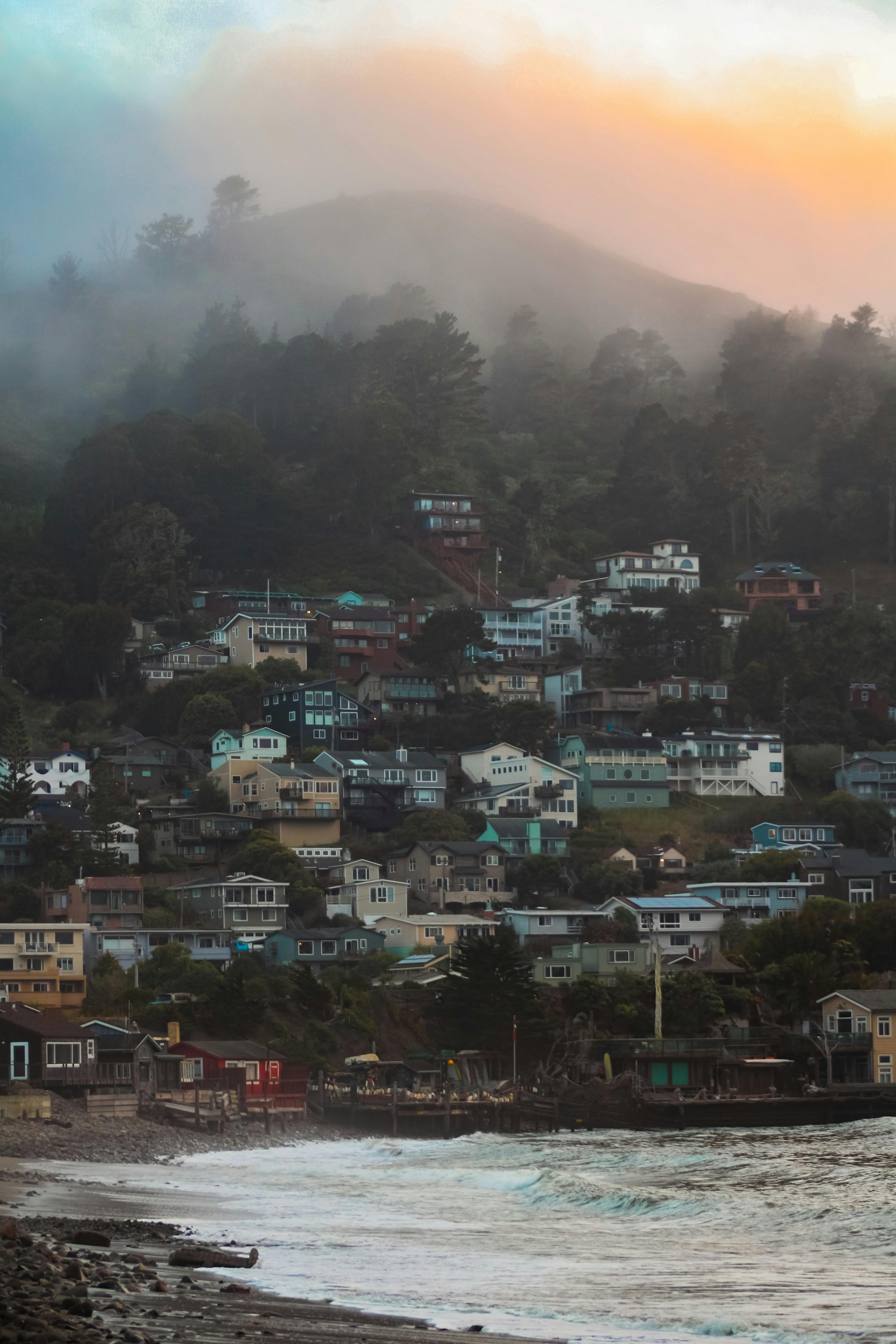 Houses on a Hill in Pacifica, San Francisco, California · Free Stock Photo