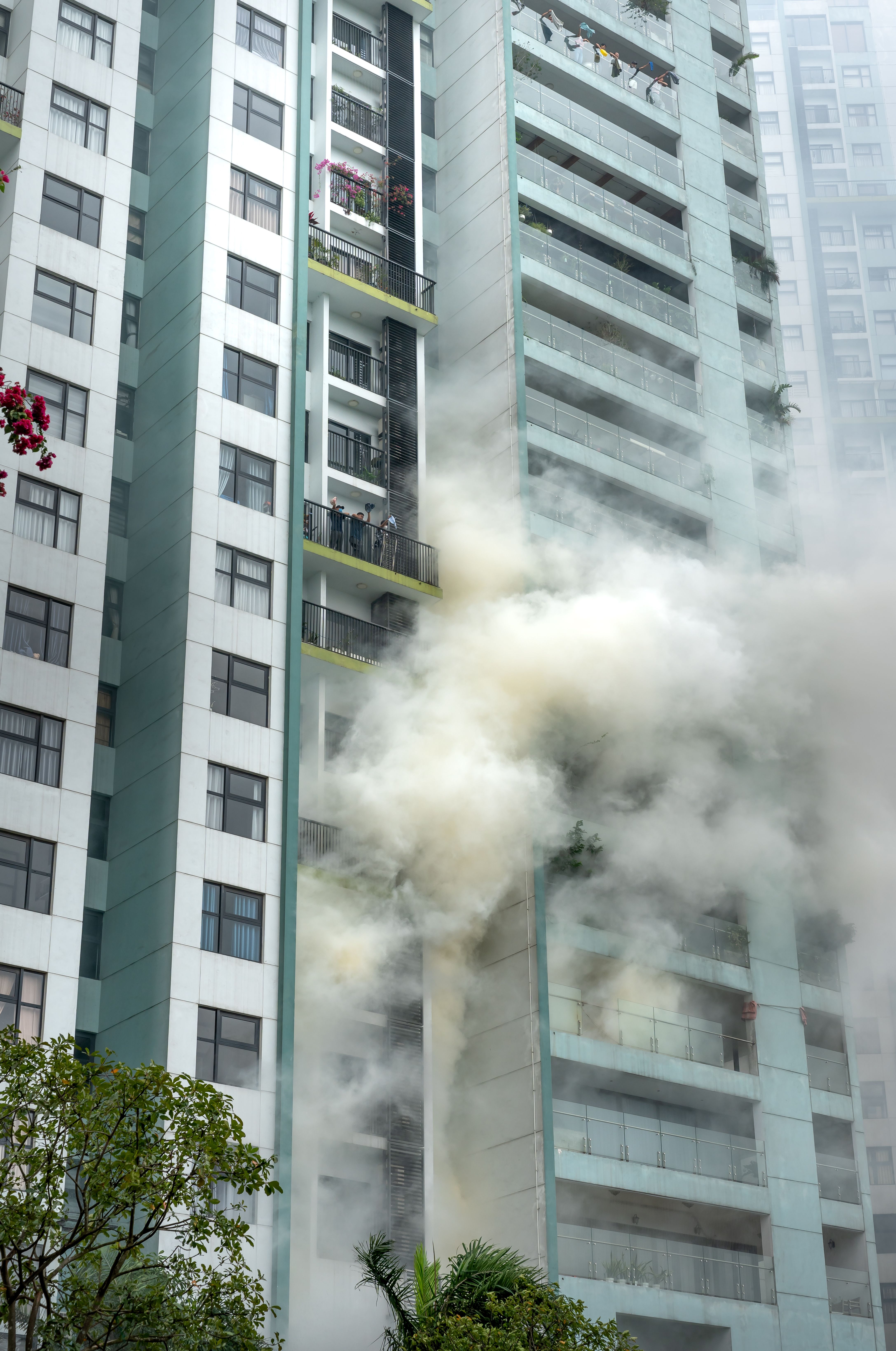 Residential Building in Smoke · Free Stock Photo
