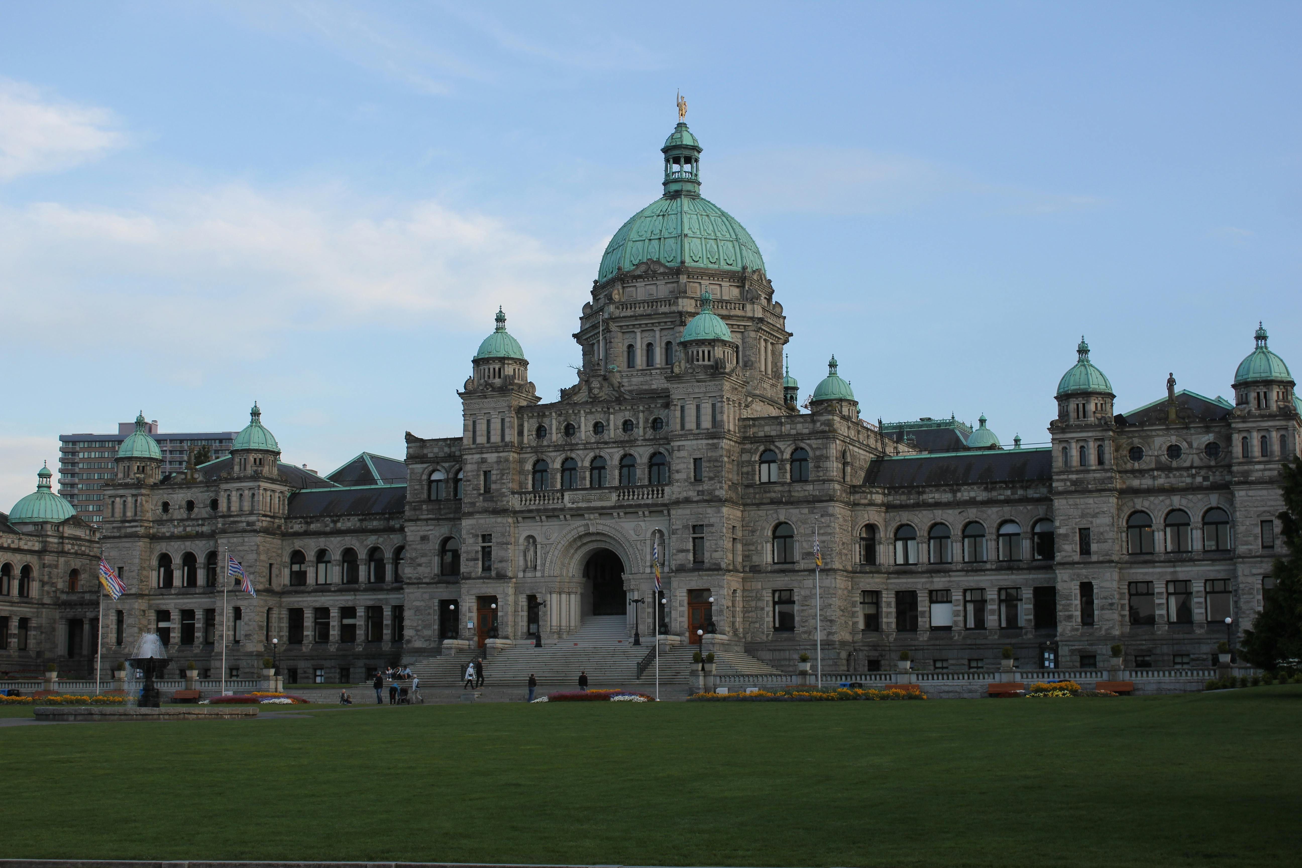 People in front of University · Free Stock Photo