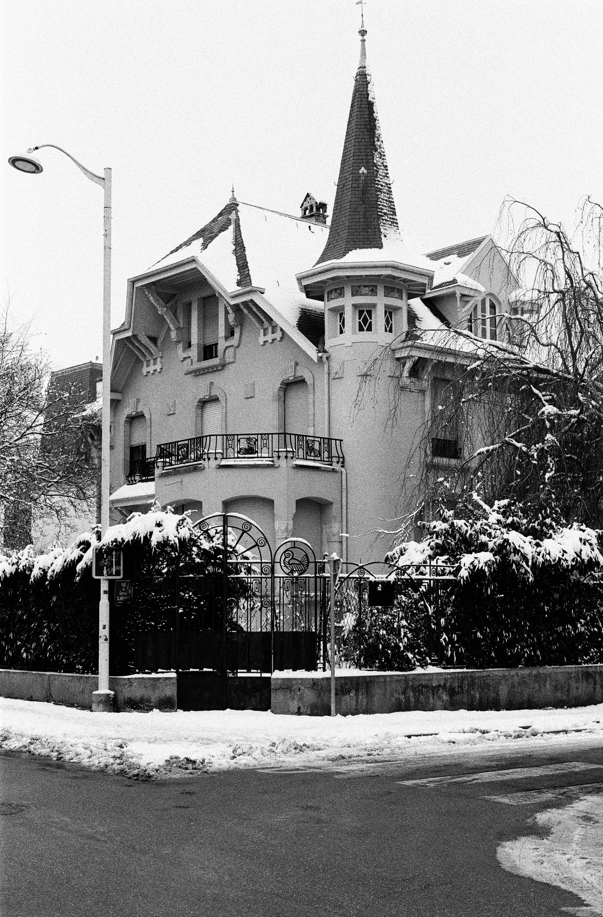 Mansion in Snow · Free Stock Photo