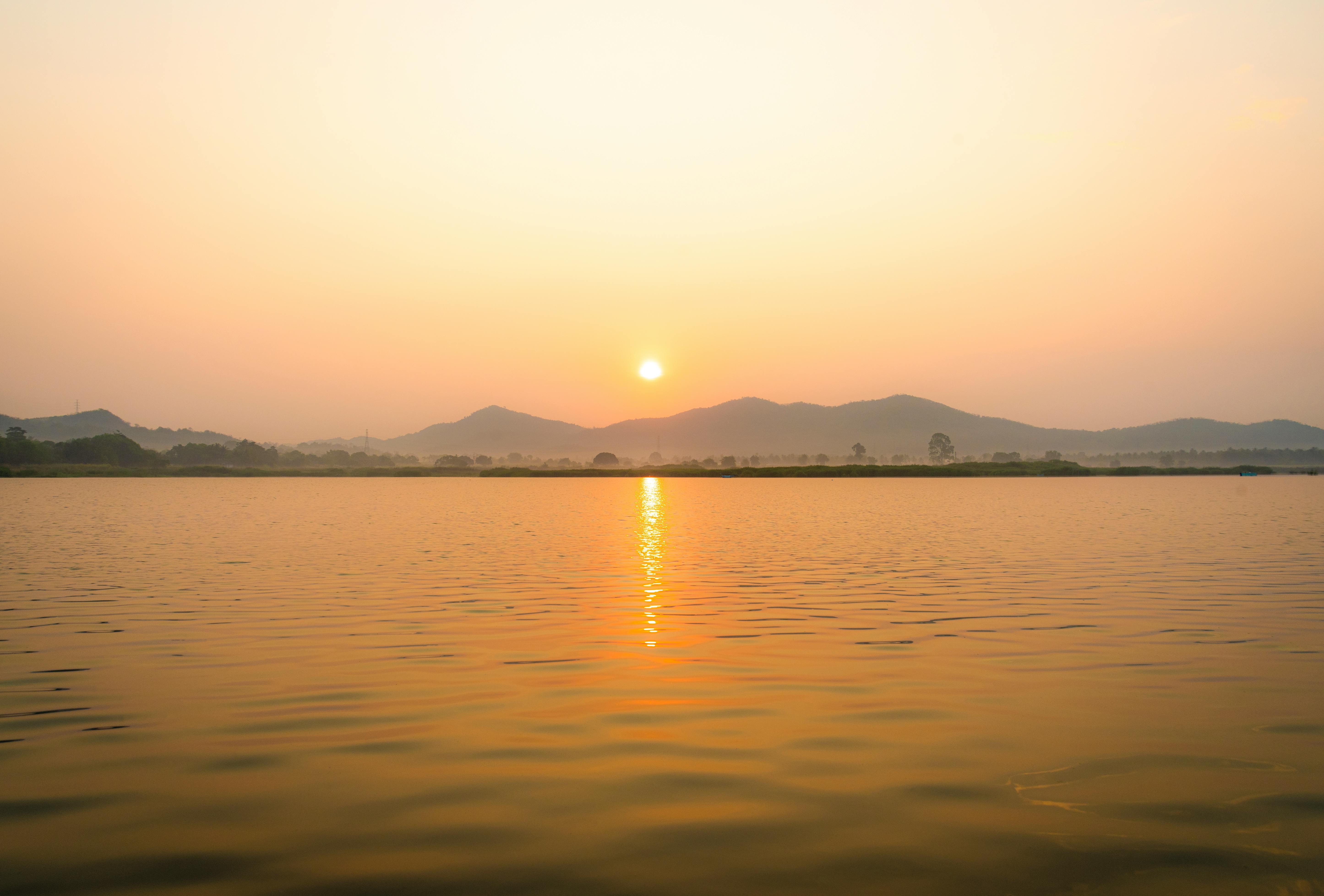 Reflection of Light Underwater · Free Stock Photo