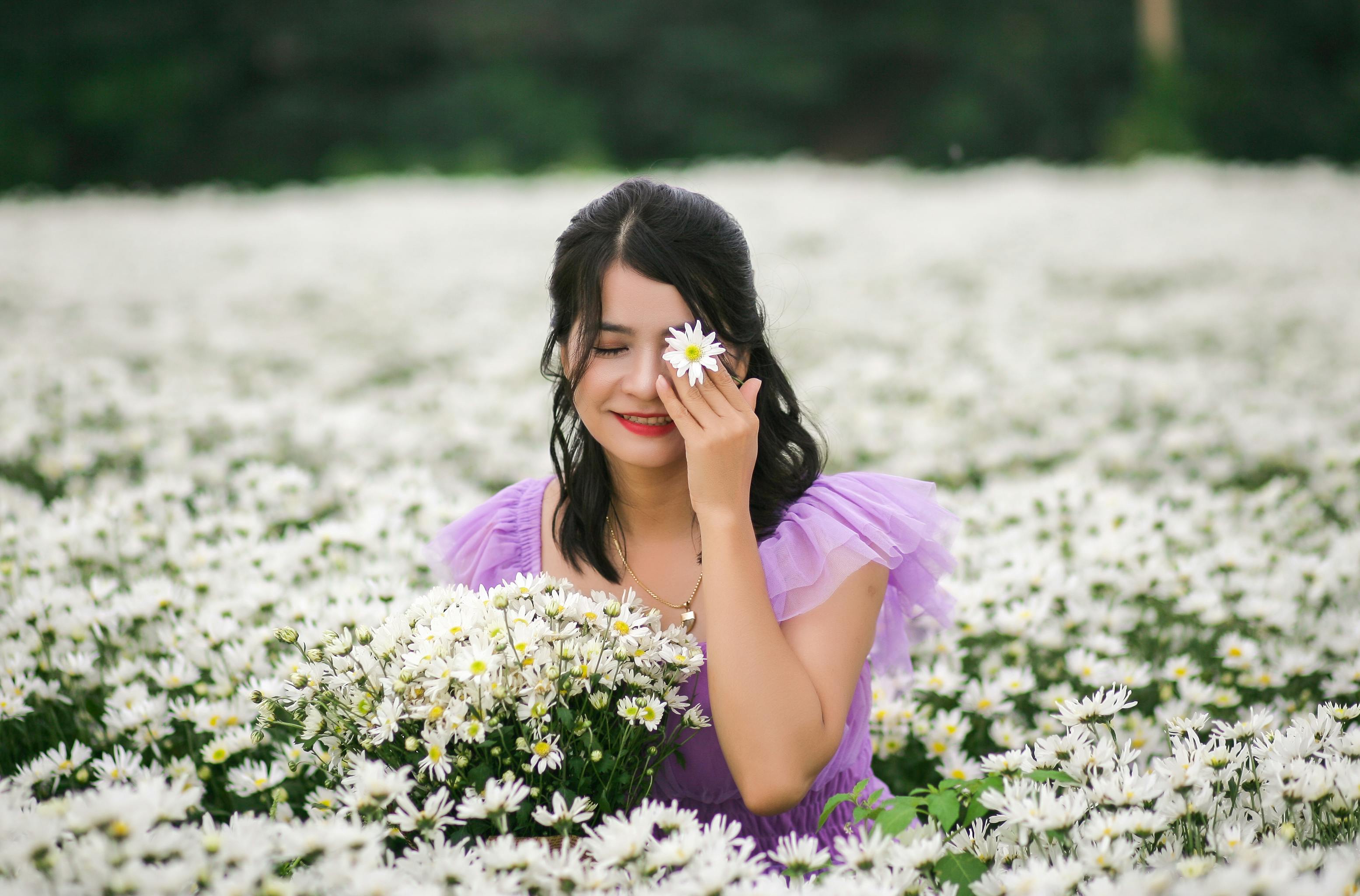 Close-Up Shot of a Pretty Woman on White Flower Field · Free Stock Photo
