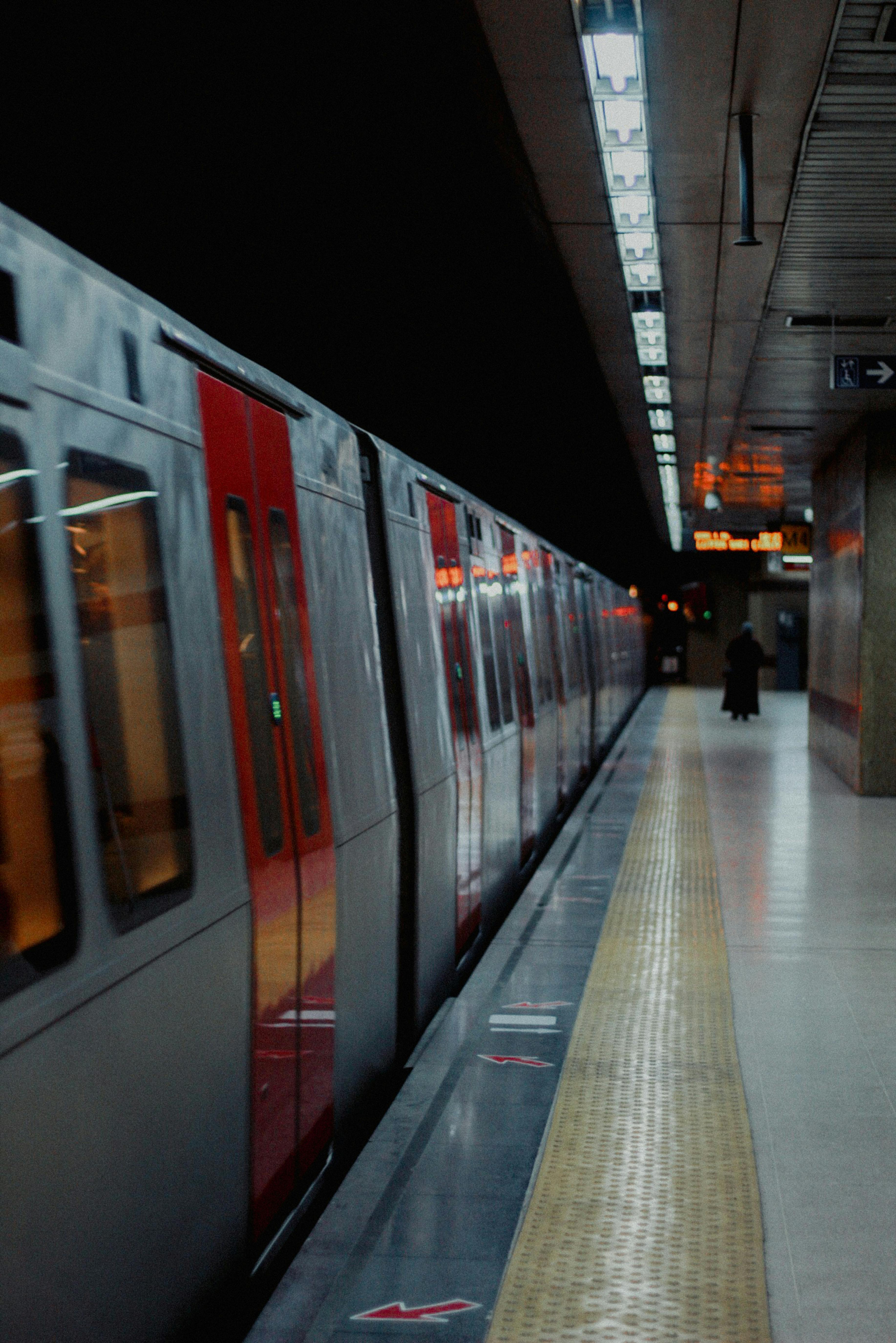 Gray Train at a Subway Station · Free Stock Photo