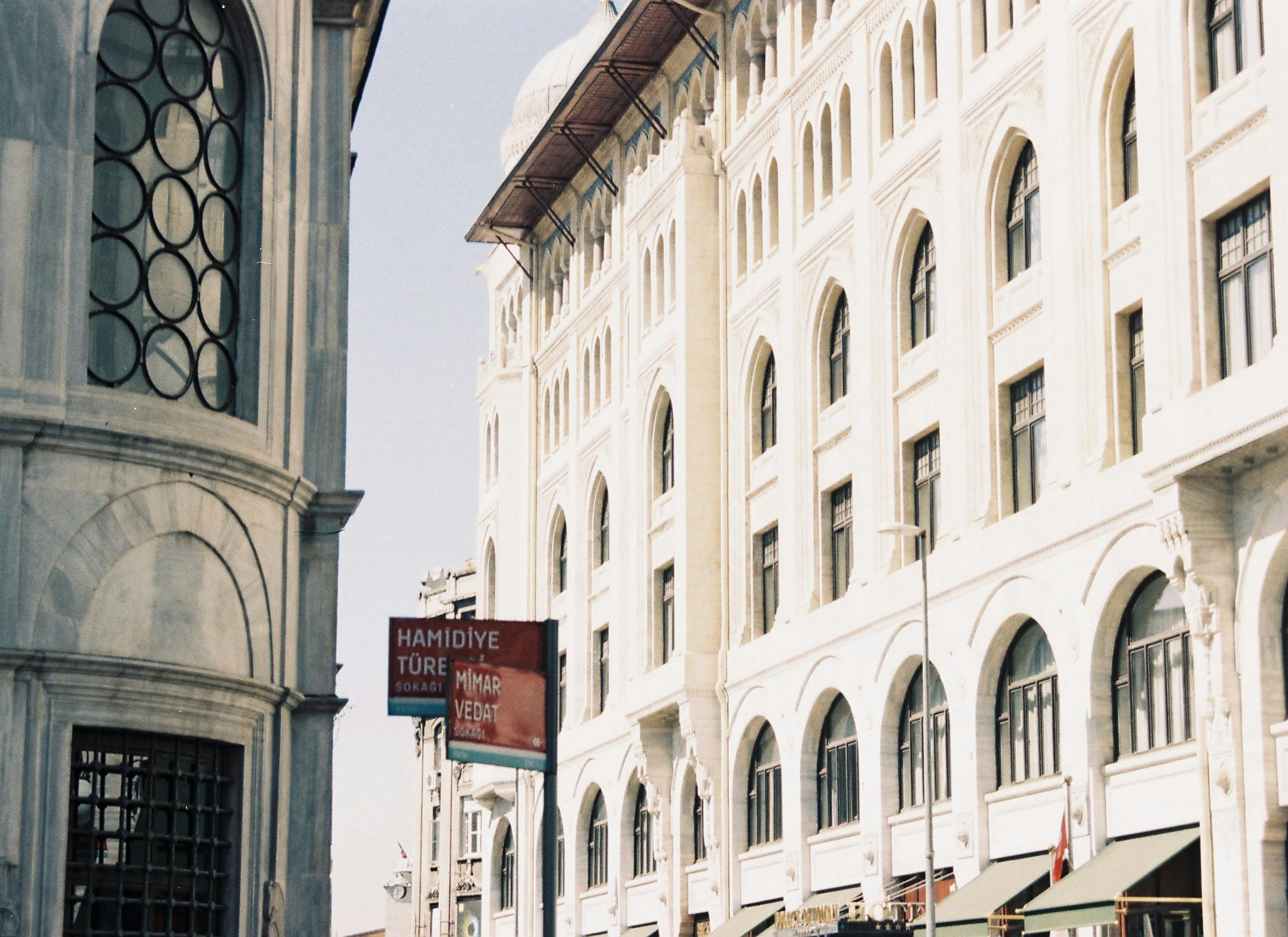 Traditional Tenement by the Street in Istanbul · Free Stock Photo