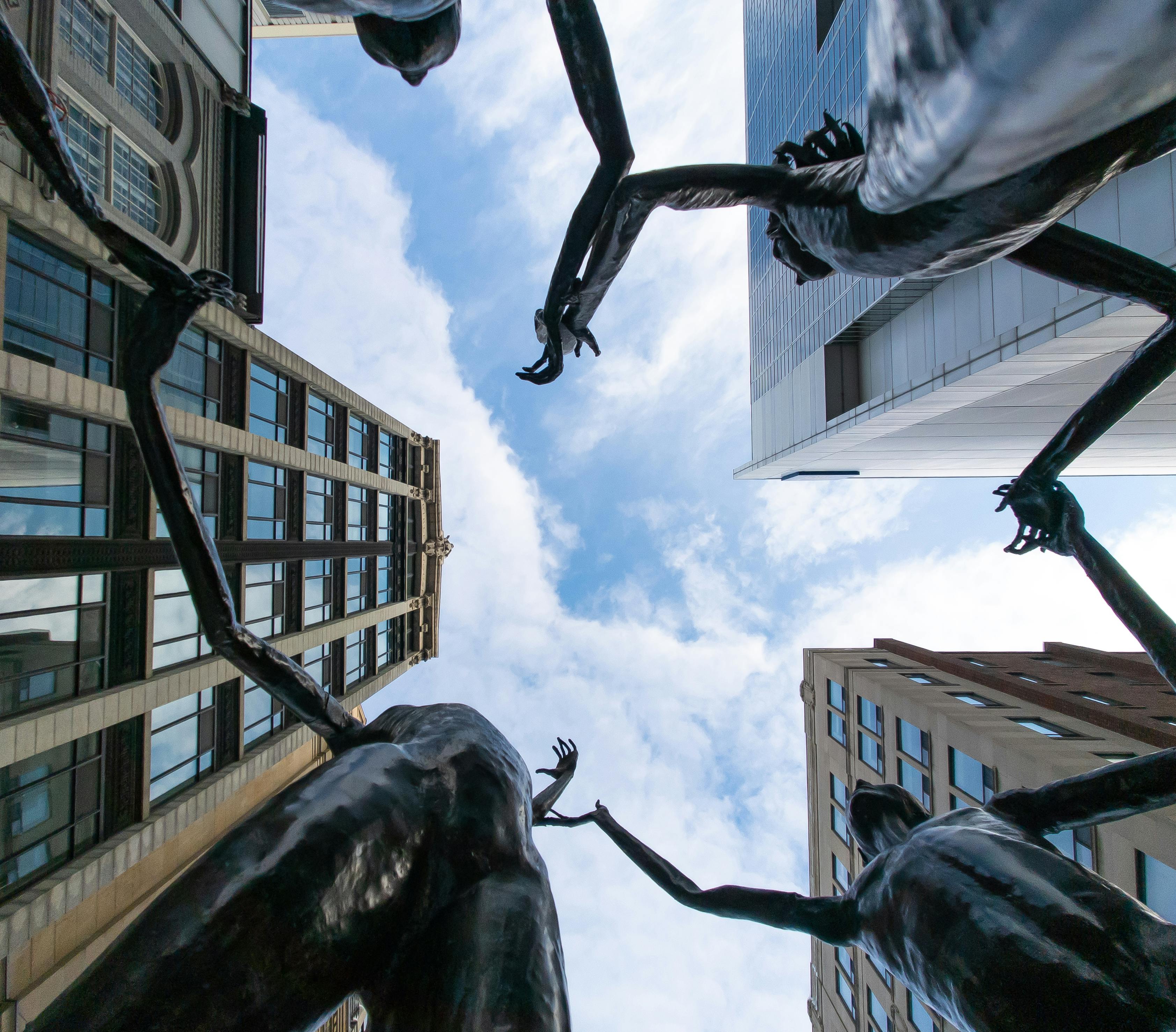 Statues in a City · Free Stock Photo