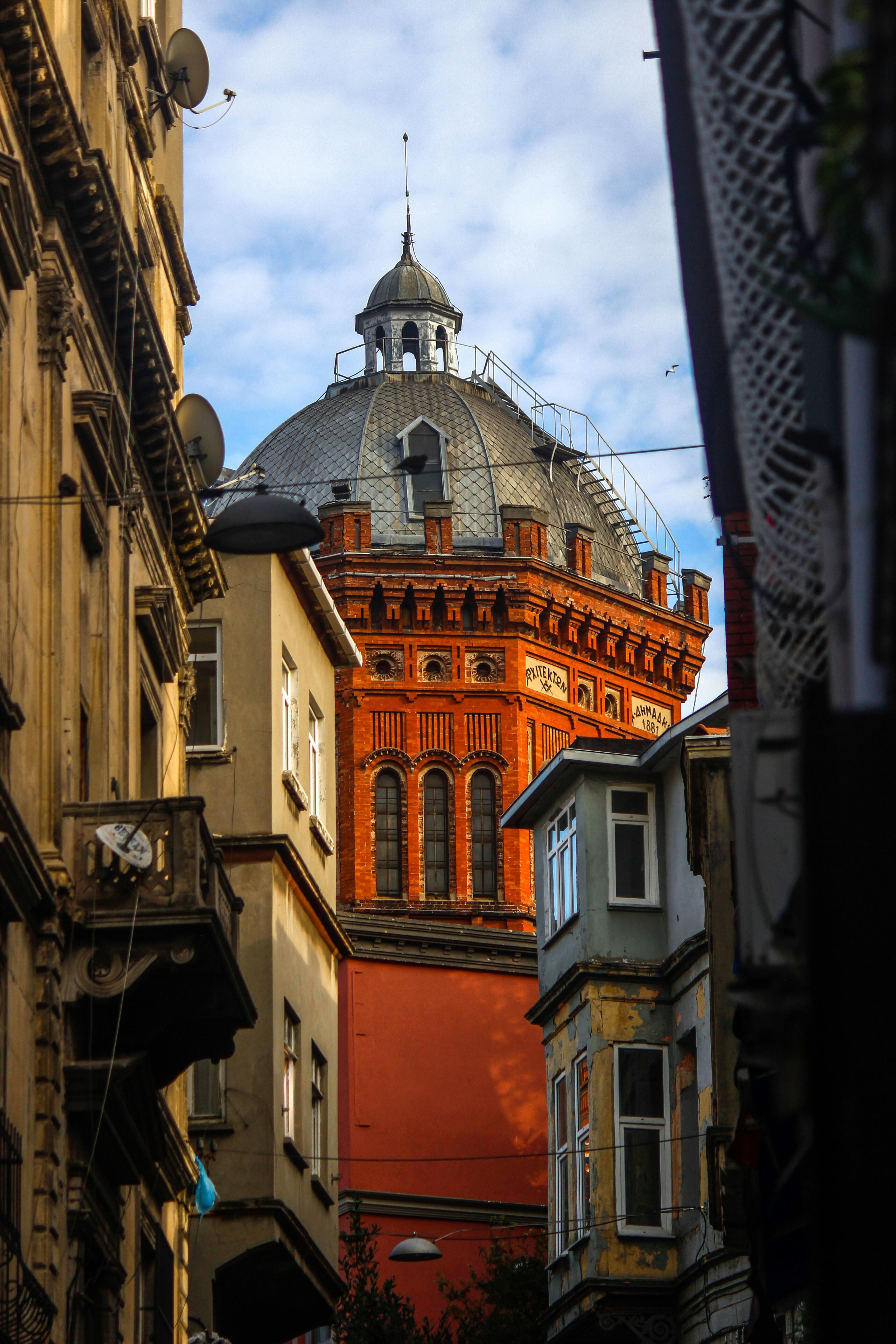 Red Brick Rotunda seen from Street · Free Stock Photo