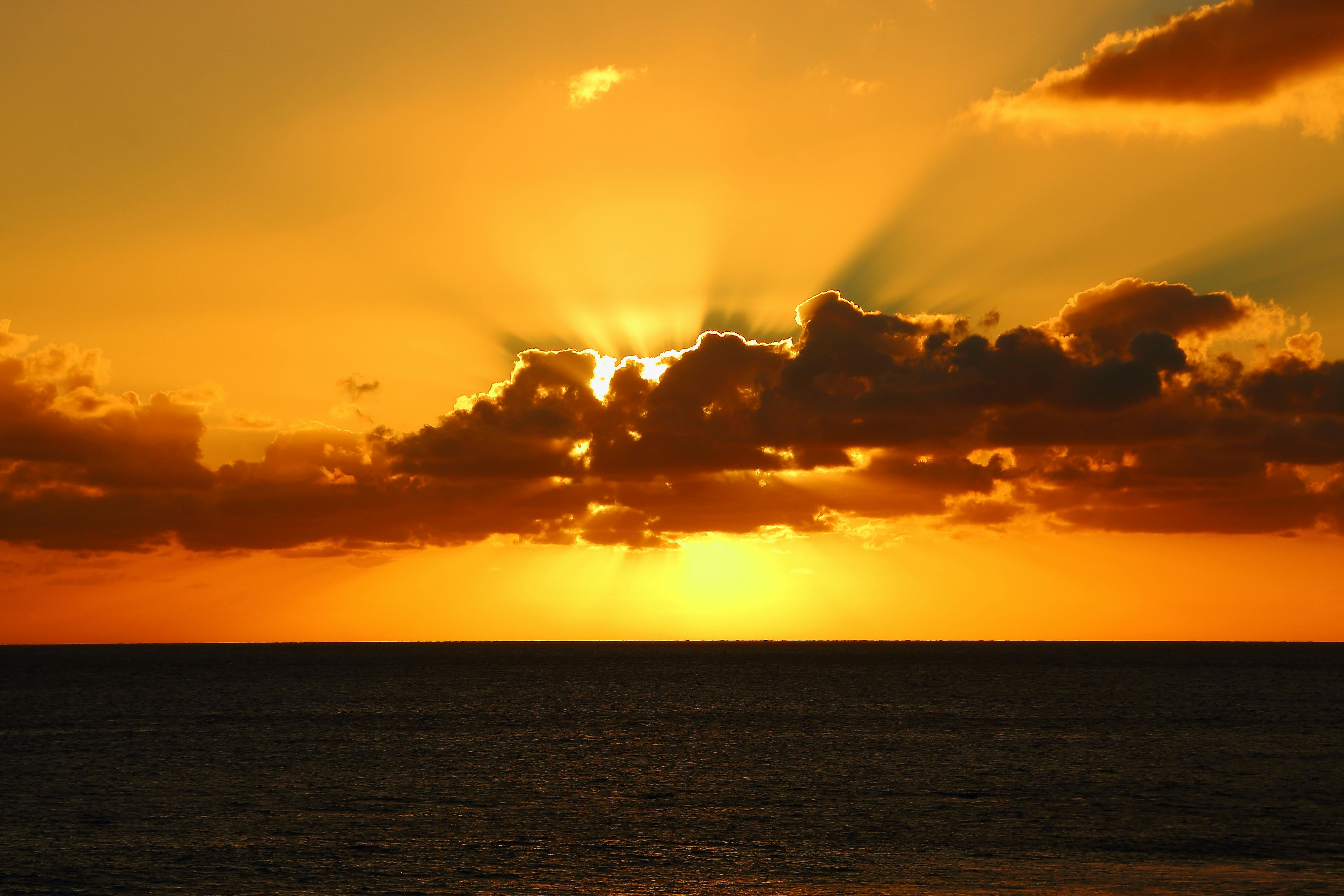 Golden Hour Over the Sea · Free Stock Photo