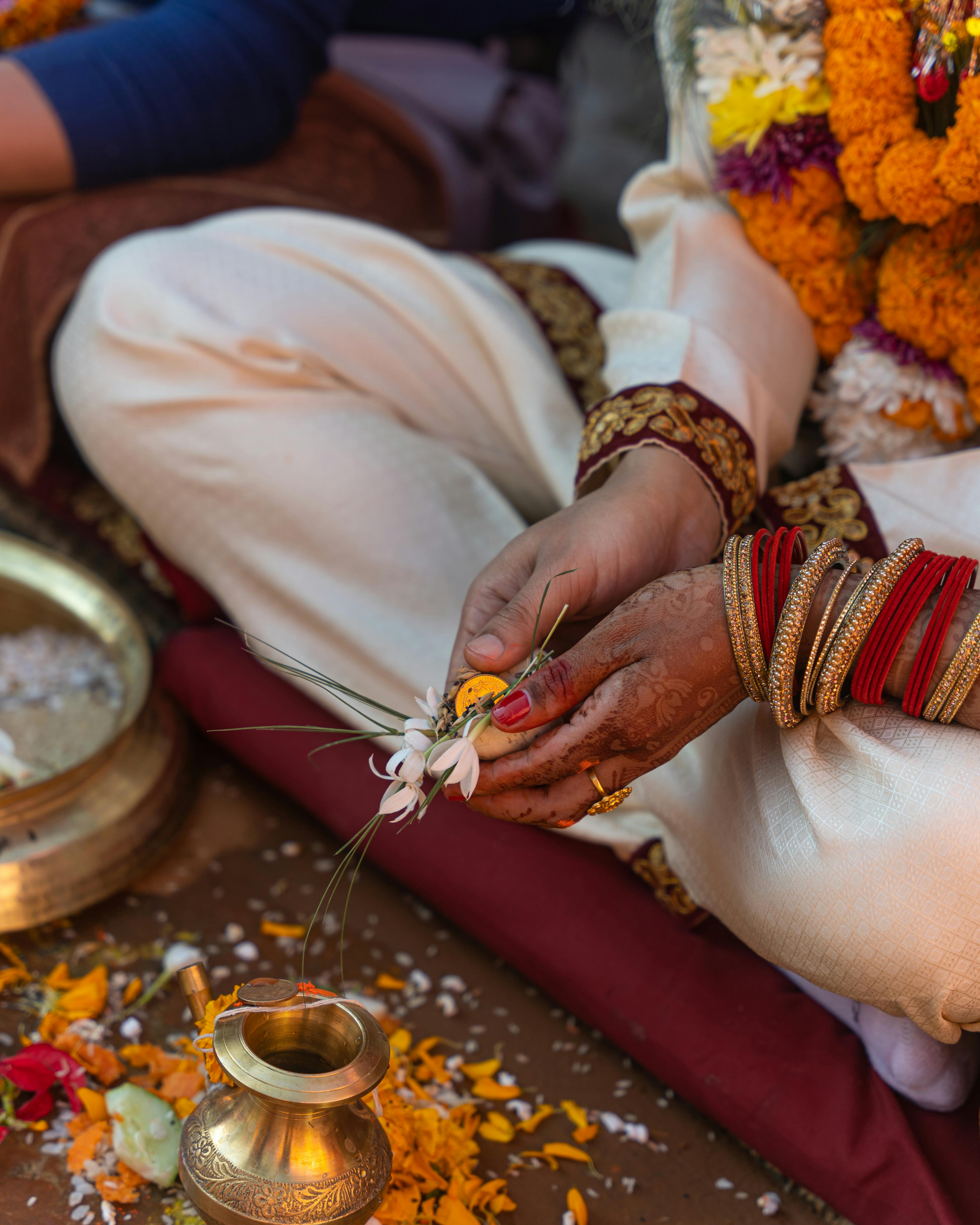 A Bride and Groom Doing the Talambralu Ritual · Free Stock Photo