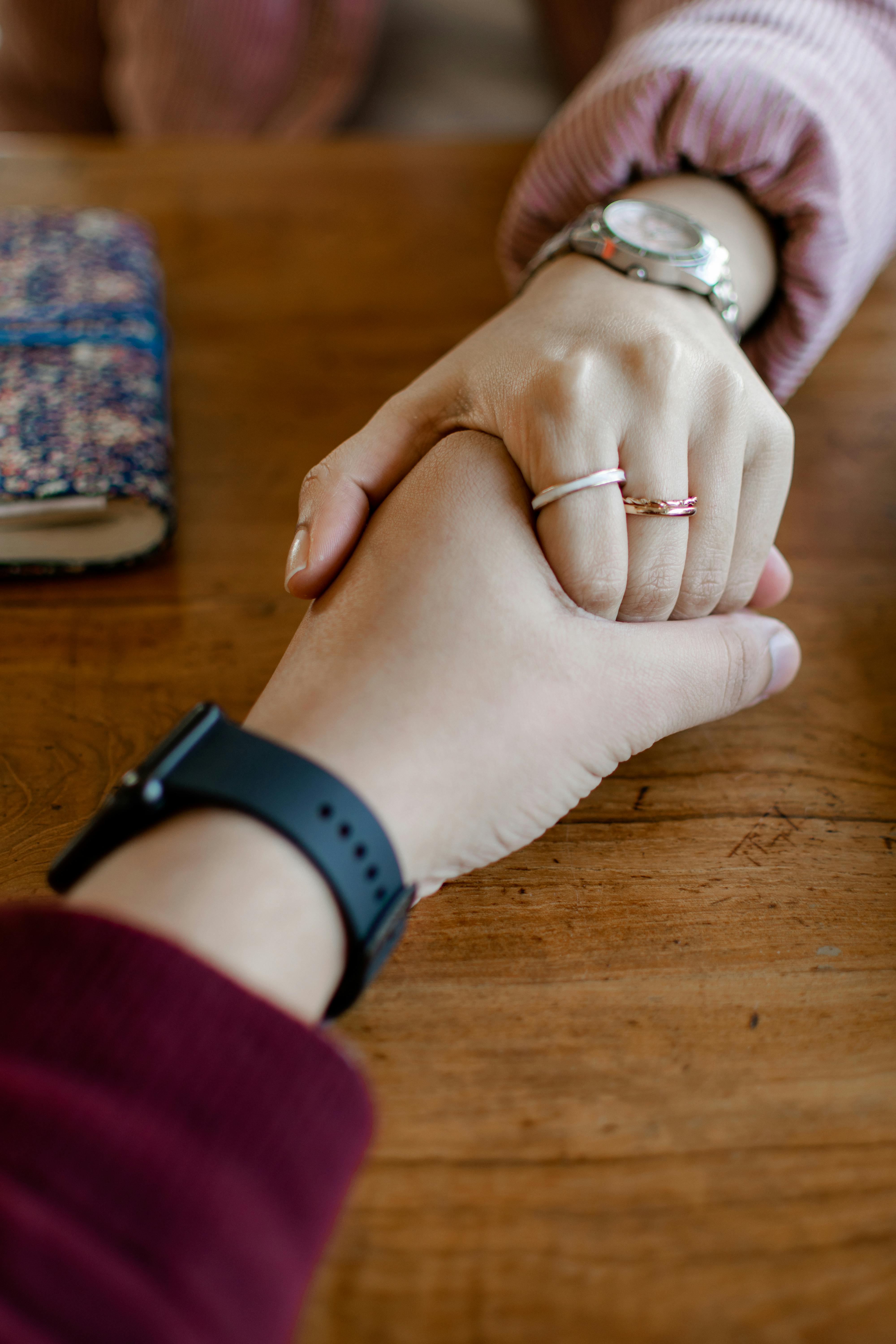 155.453+ Fotos y Imágenes de Manos entrelazadas Gratis · Banco de Fotos ...