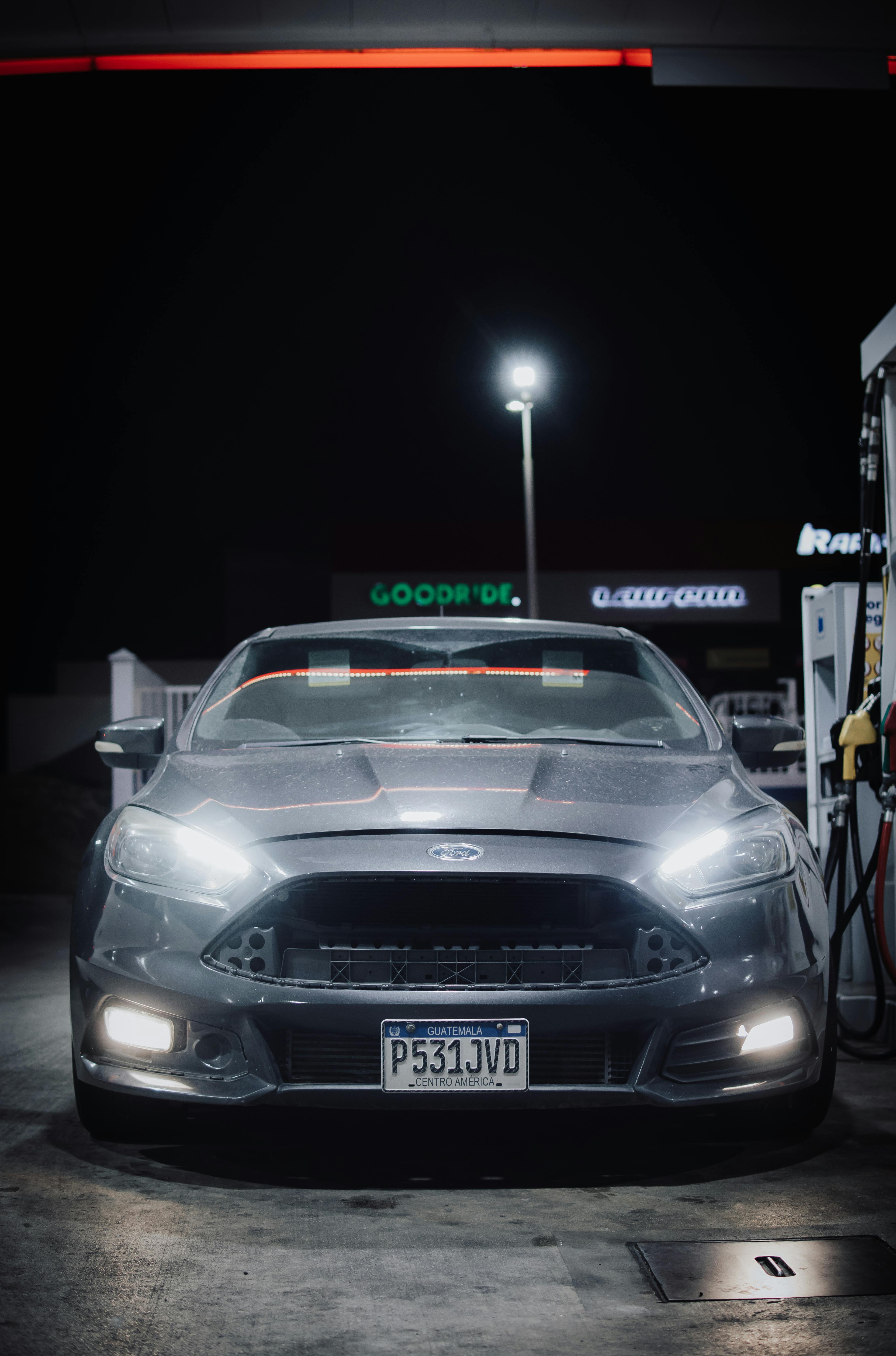 Gray Ford Focus ST at Night · Free Stock Photo