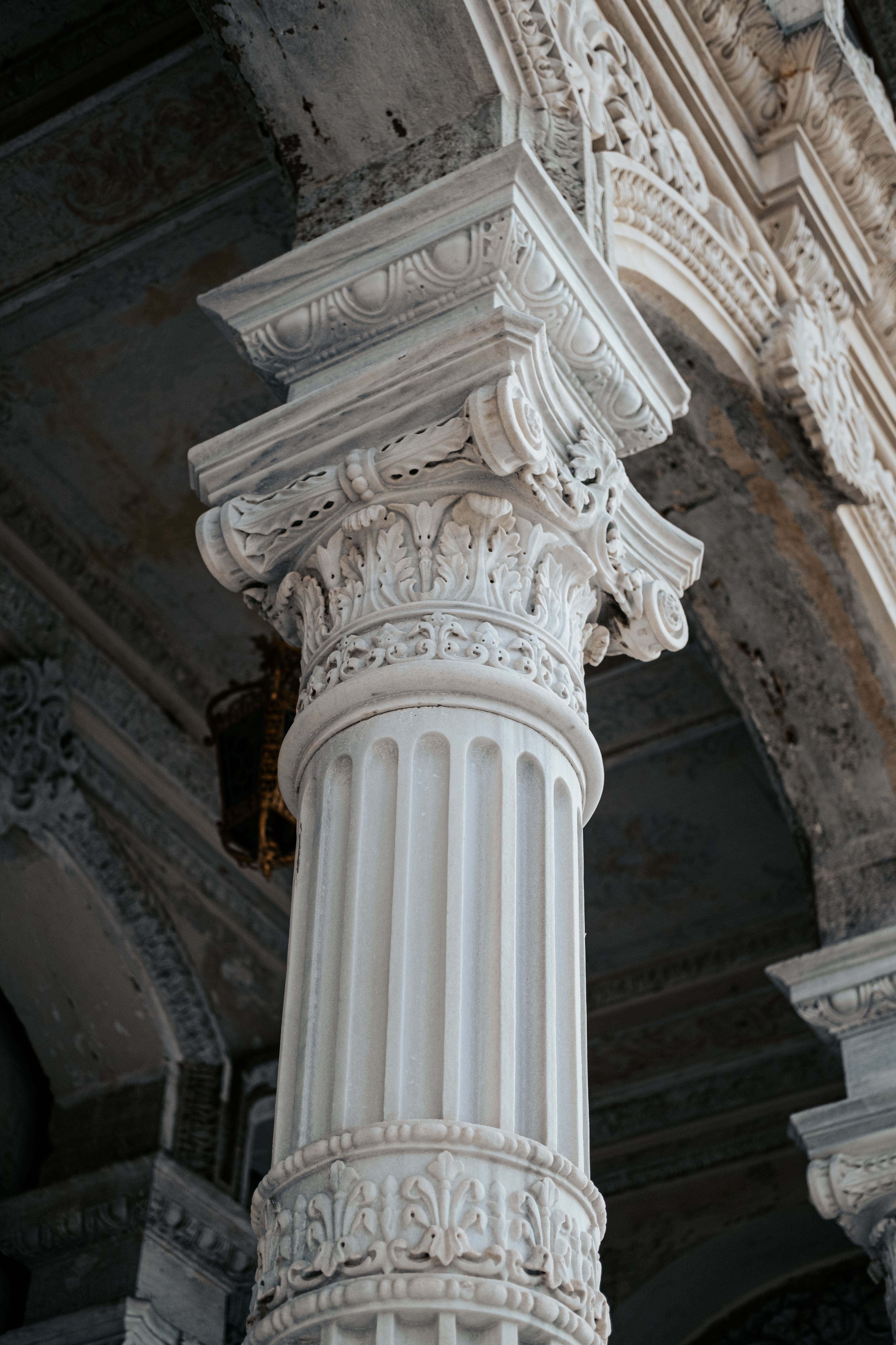 White Concrete Pillar · Free Stock Photo