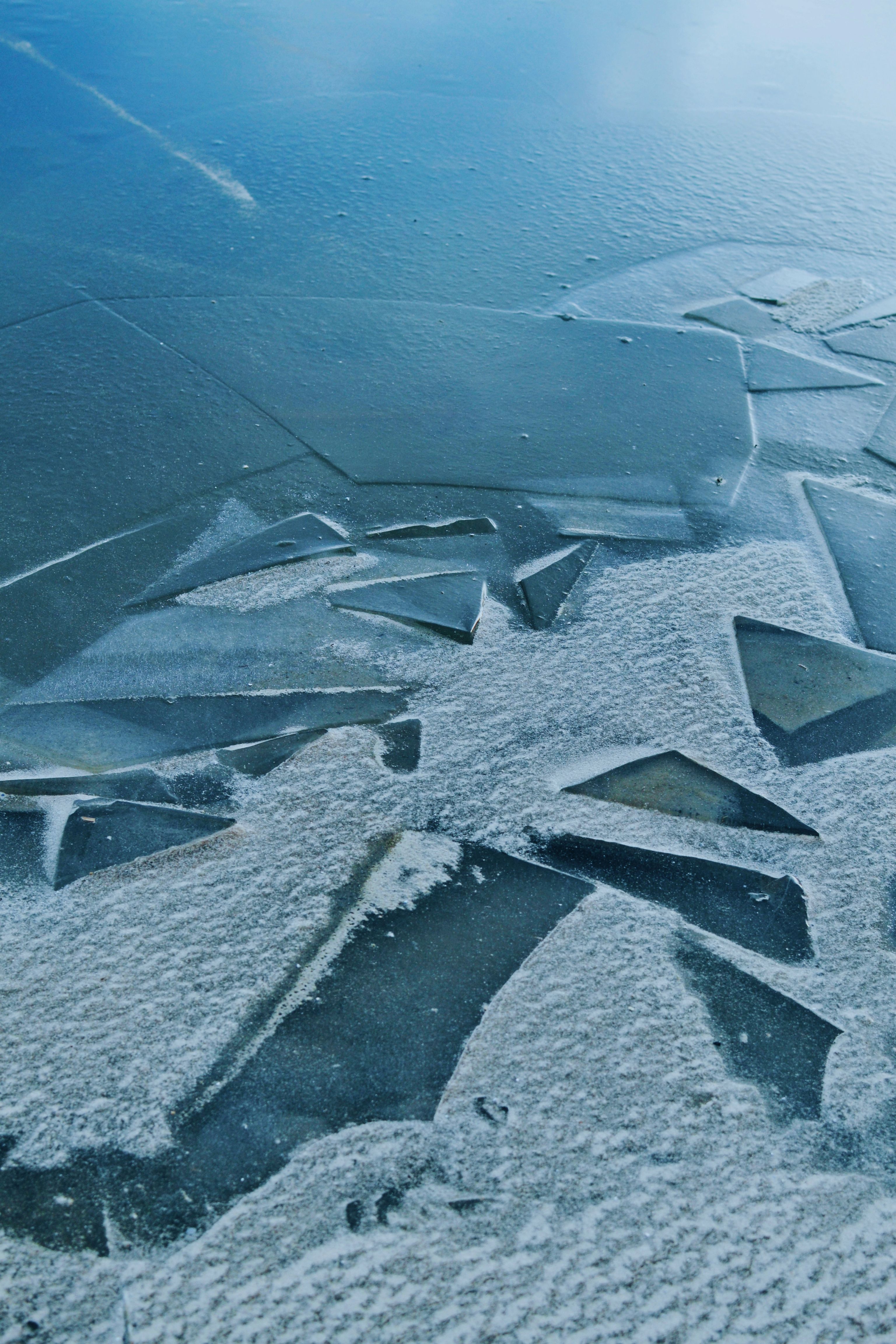 A Close-Up Shot of a Frozen Lake · Free Stock Photo