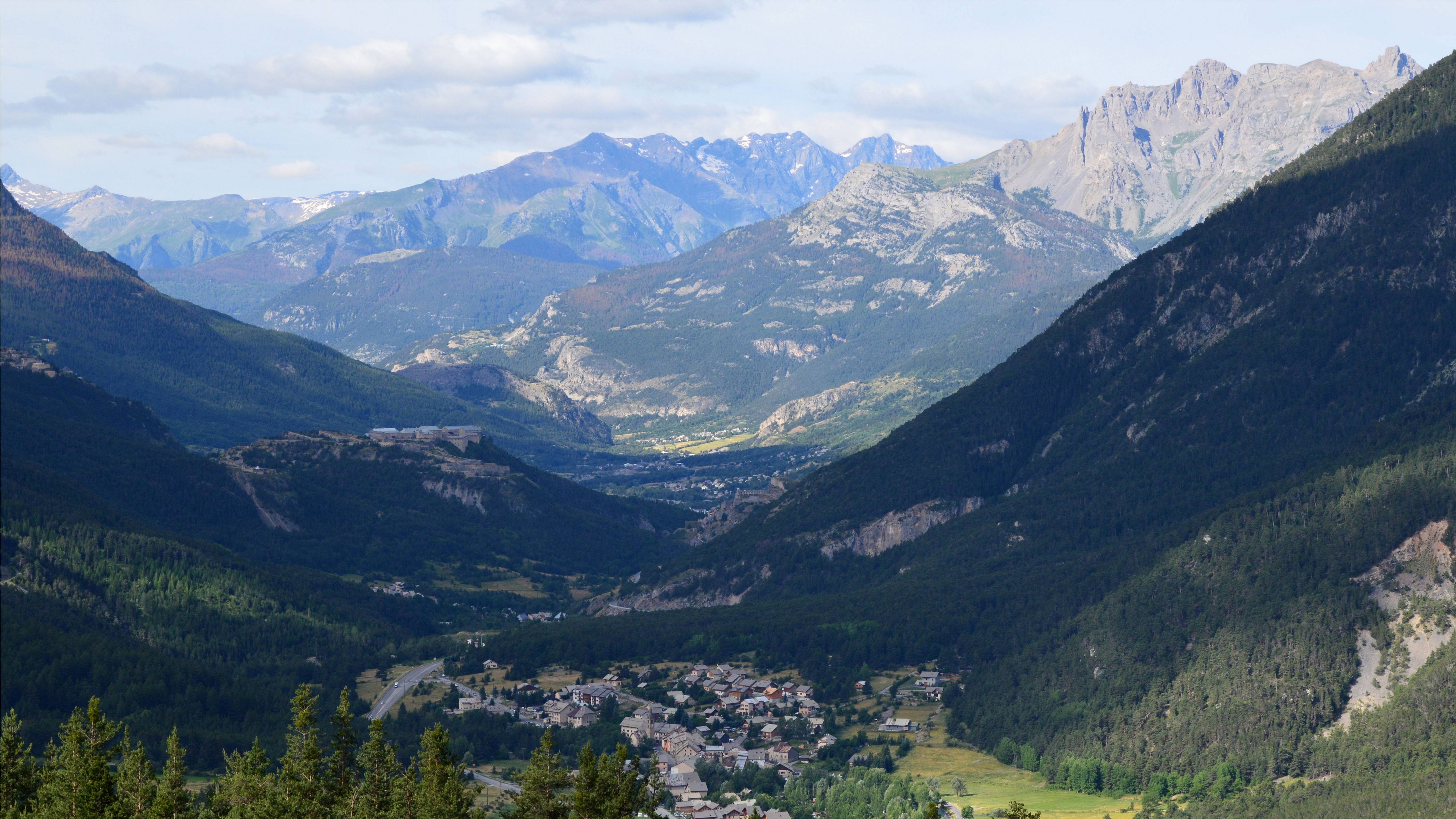 Town in Valley · Free Stock Photo