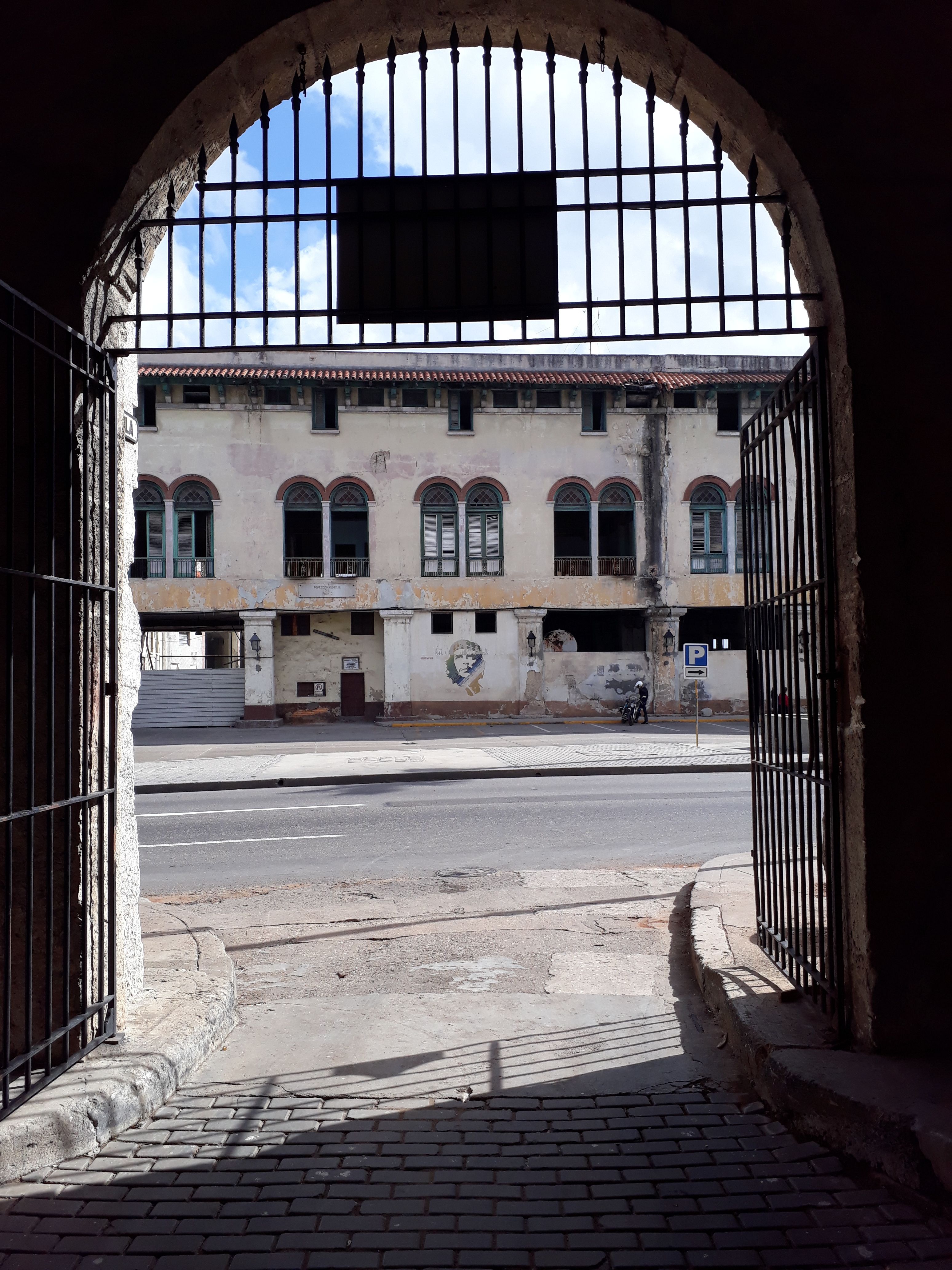 Old Urban Gate · Free Stock Photo