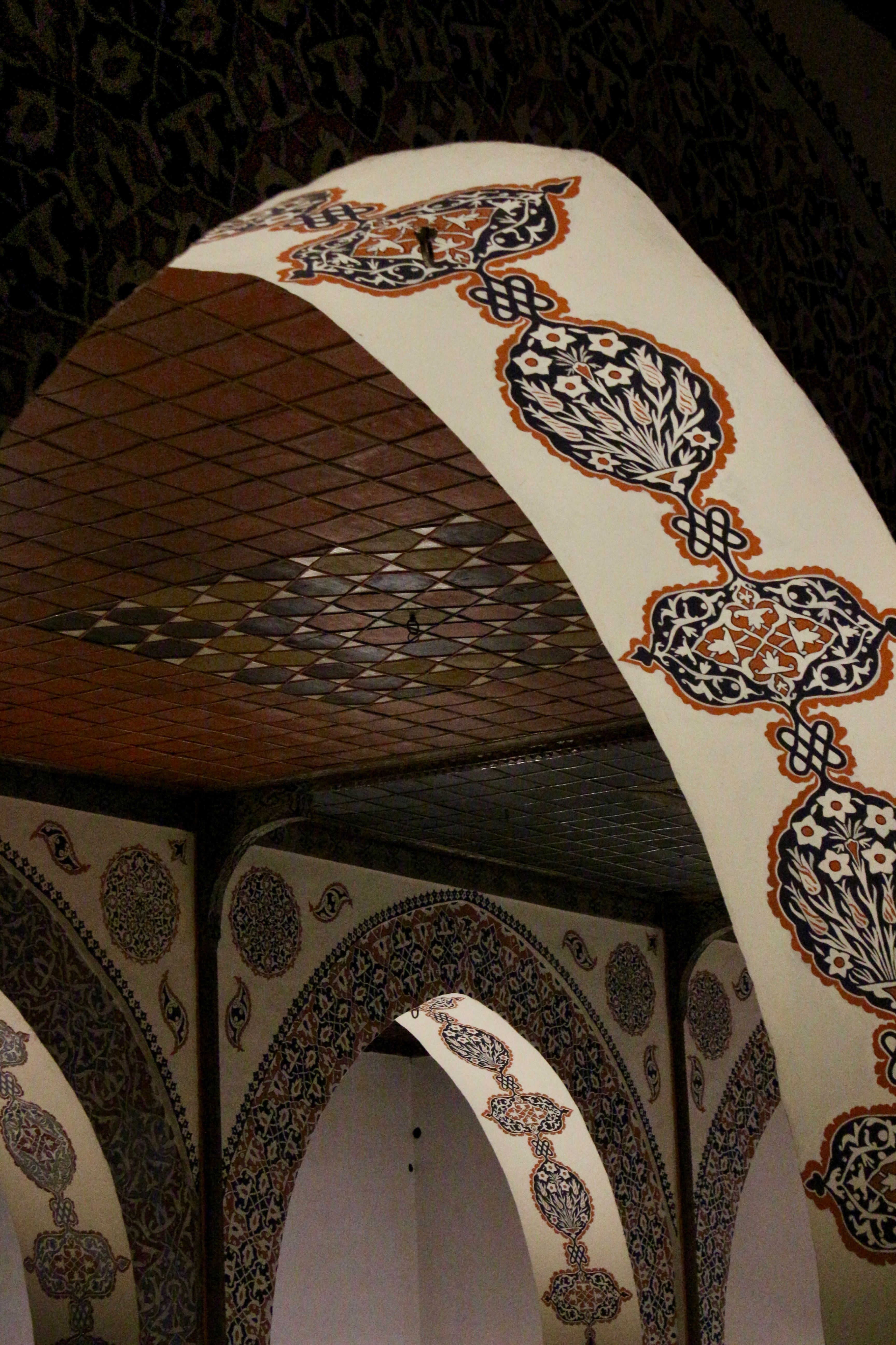 Decorated Arch in Mosque · Free Stock Photo