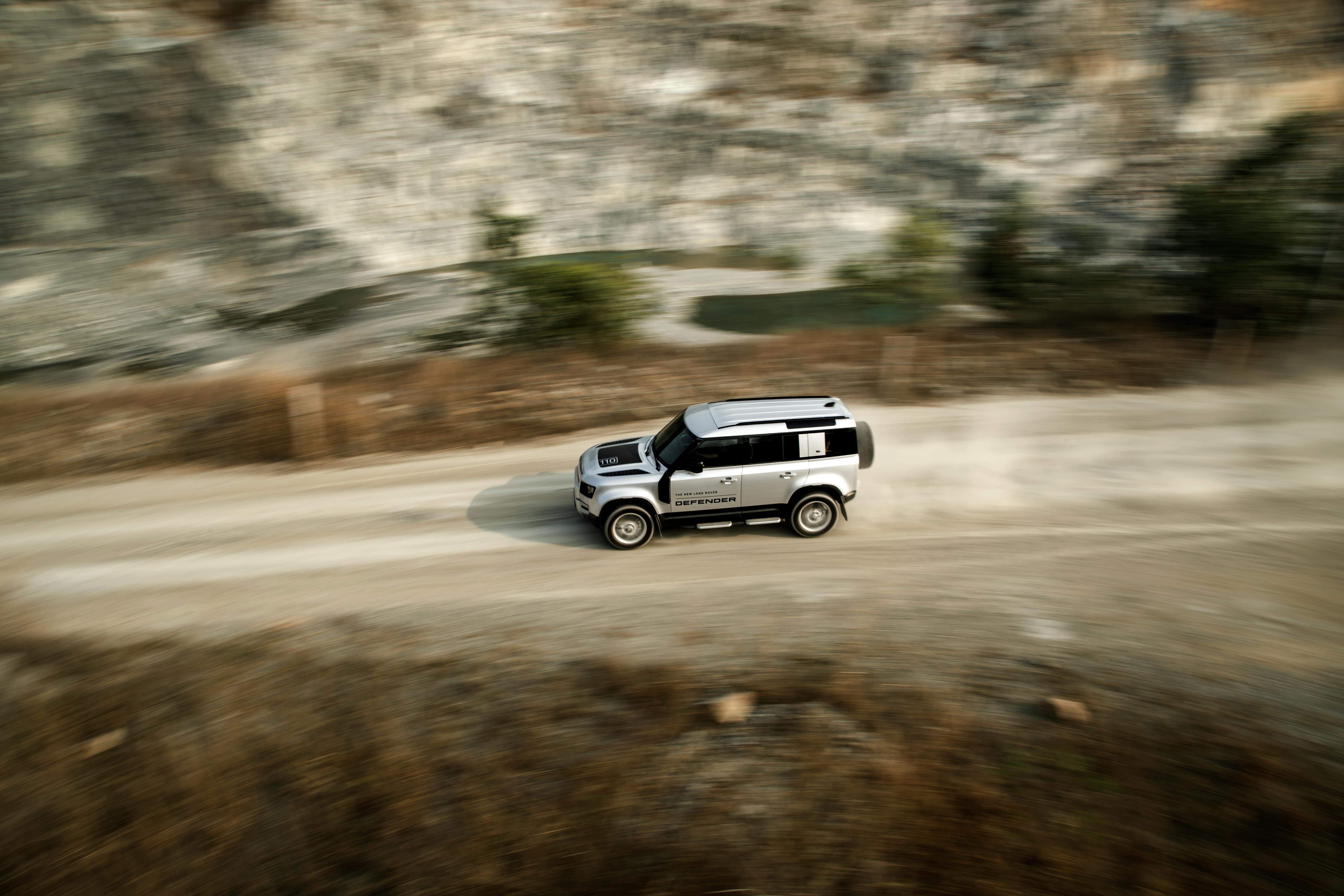 4x4 Car in Motion · Free Stock Photo