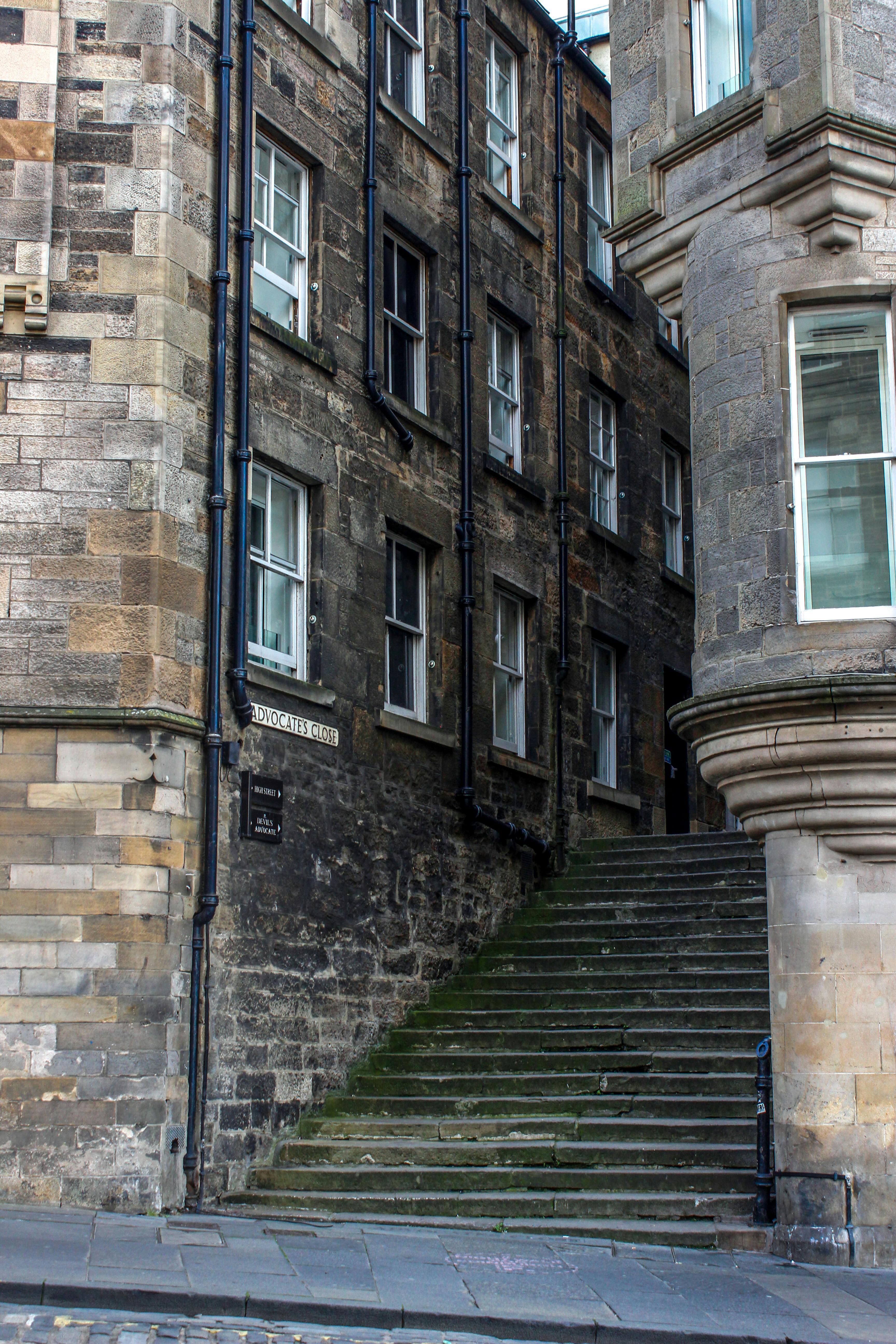 Steps between Buildings in Edinburgh, Scotland · Free Stock Photo
