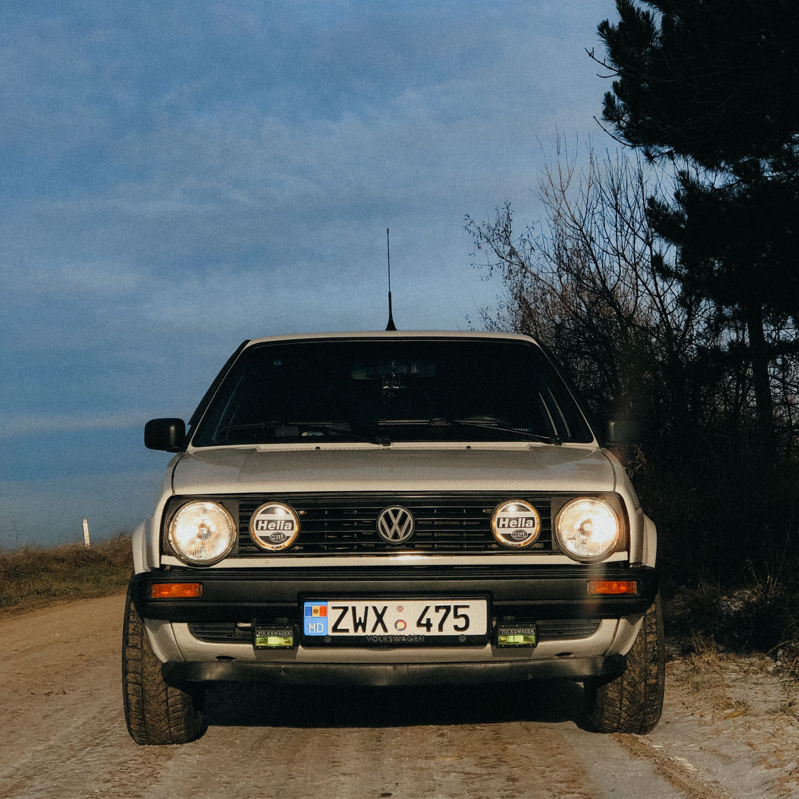 Volkswagen Golf Mk2 Parked on Roadside · Free Stock Photo