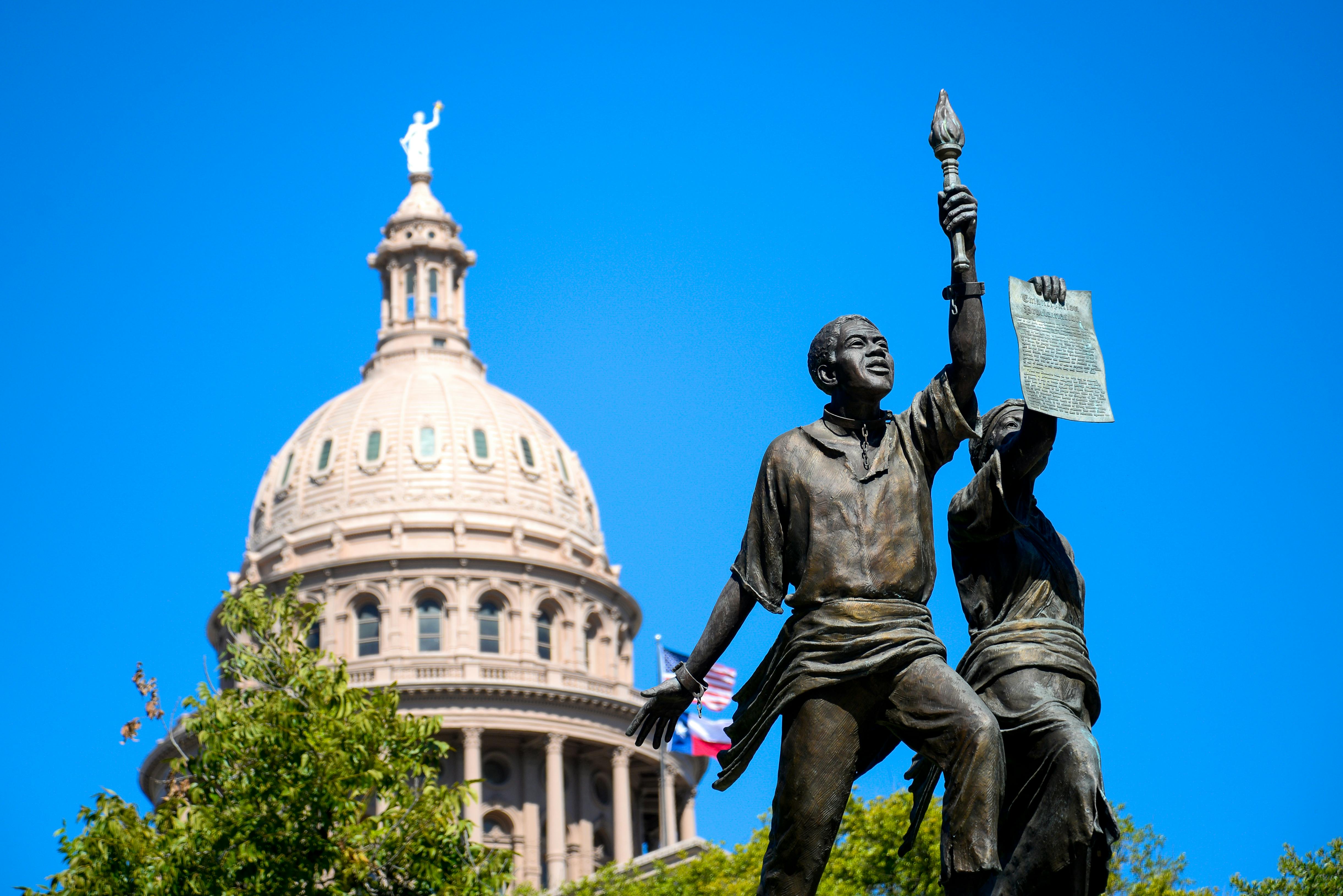 Sculptures and Building Dome behind · Free Stock Photo