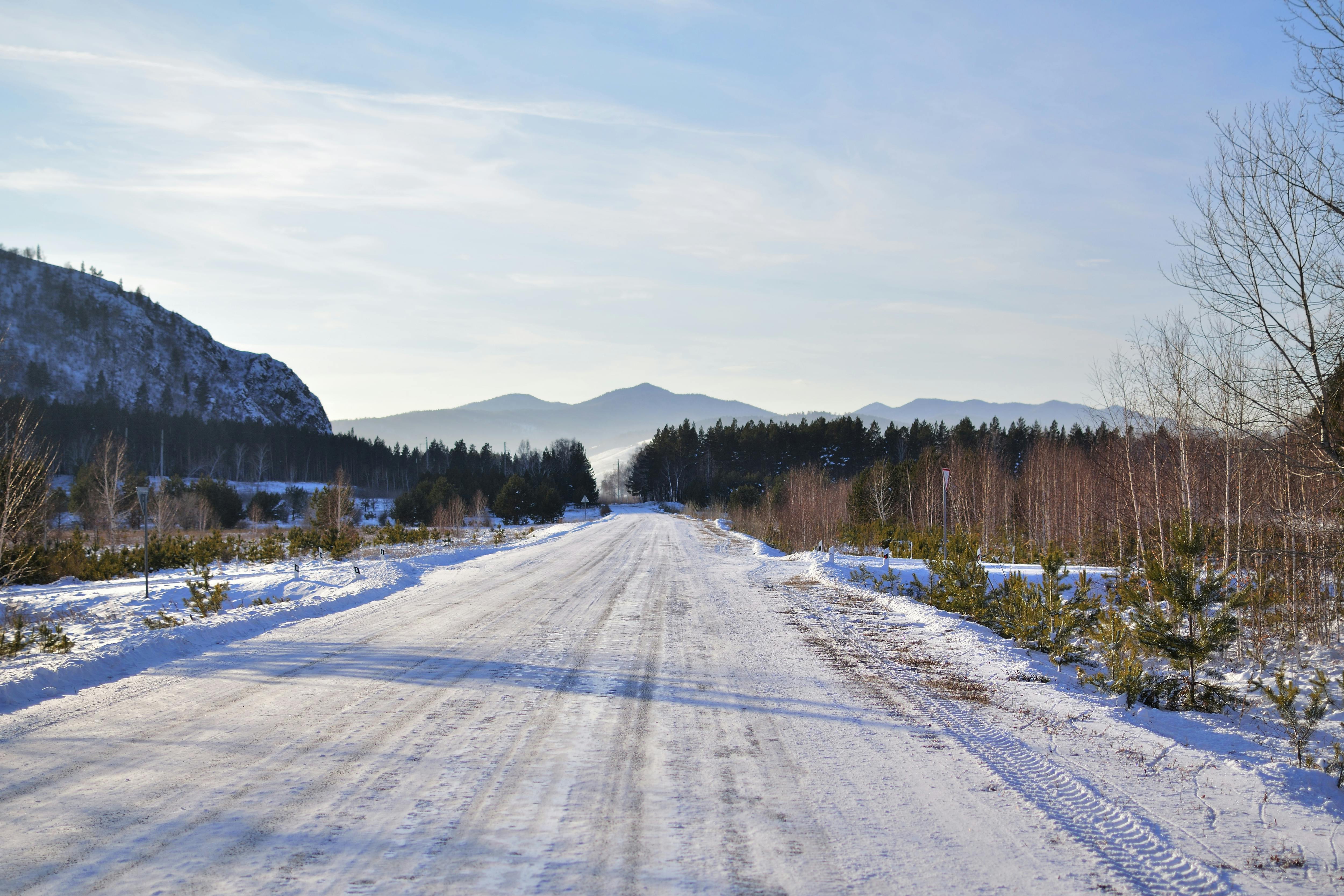 Road in a Snowy Mountain Valley · Free Stock Photo