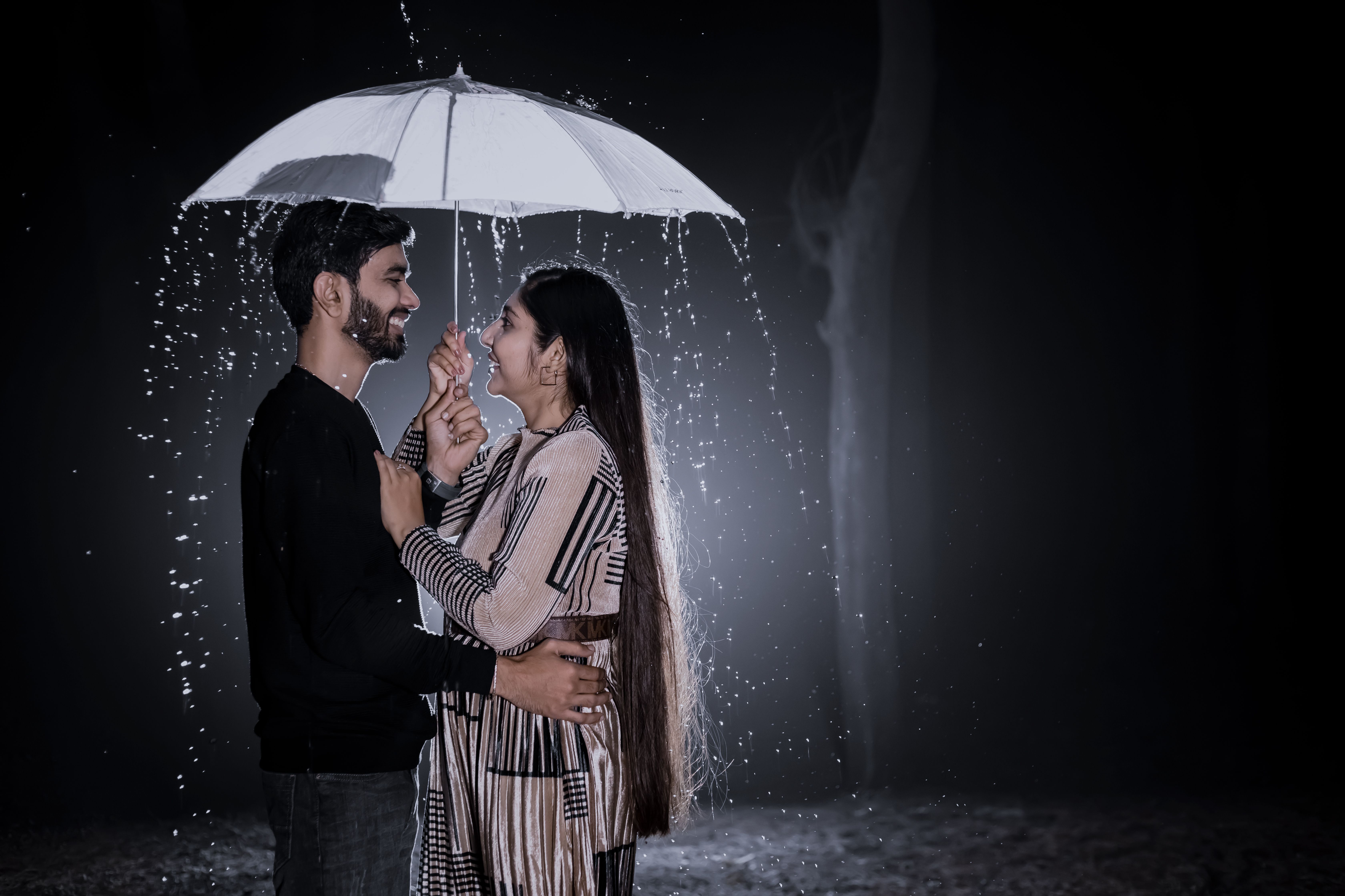 Lovers In Rain Photos, Download The BEST Free Lovers In Rain Stock ...