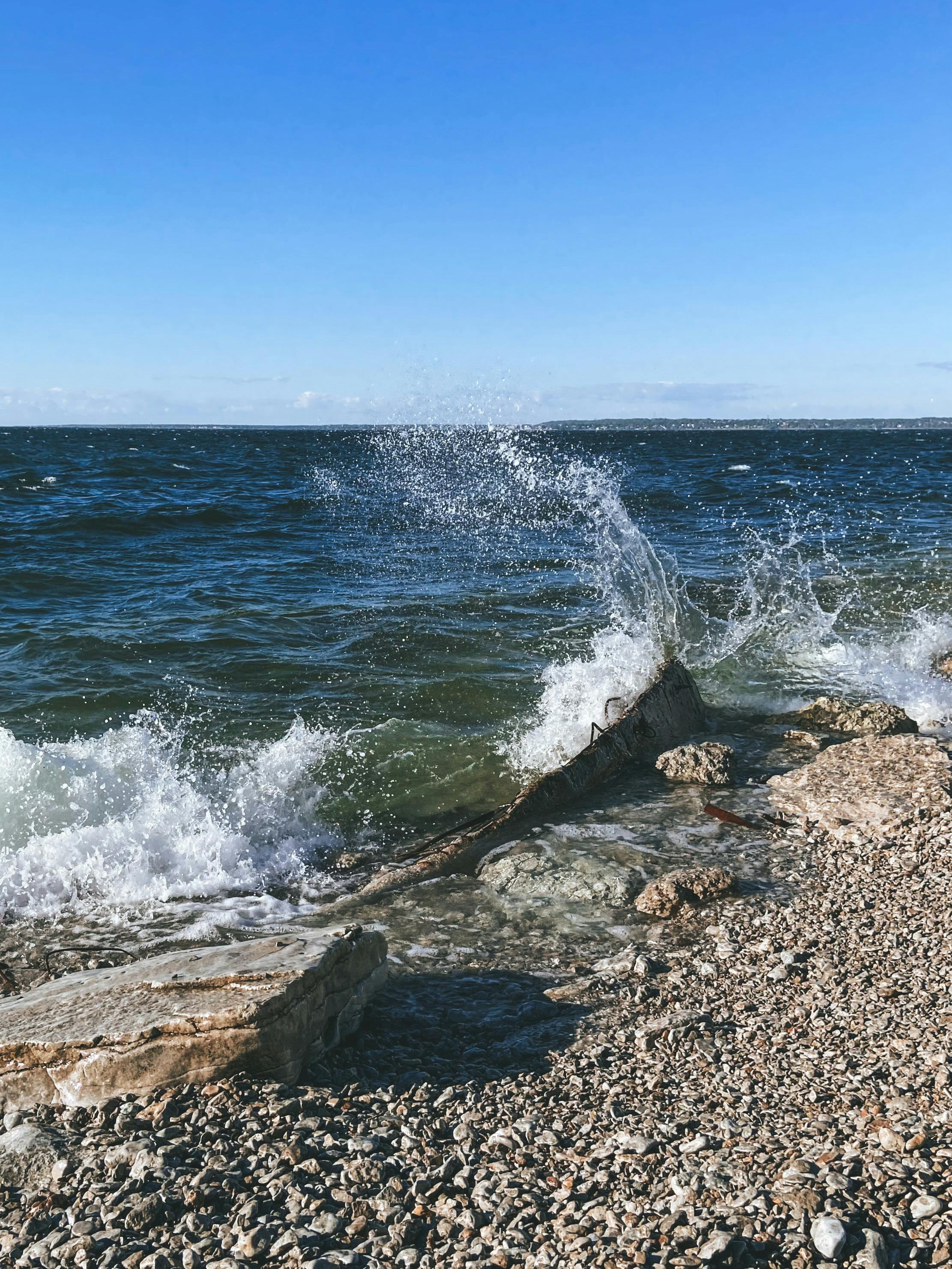 Ocean Waves Crashing on Shore · Free Stock Photo