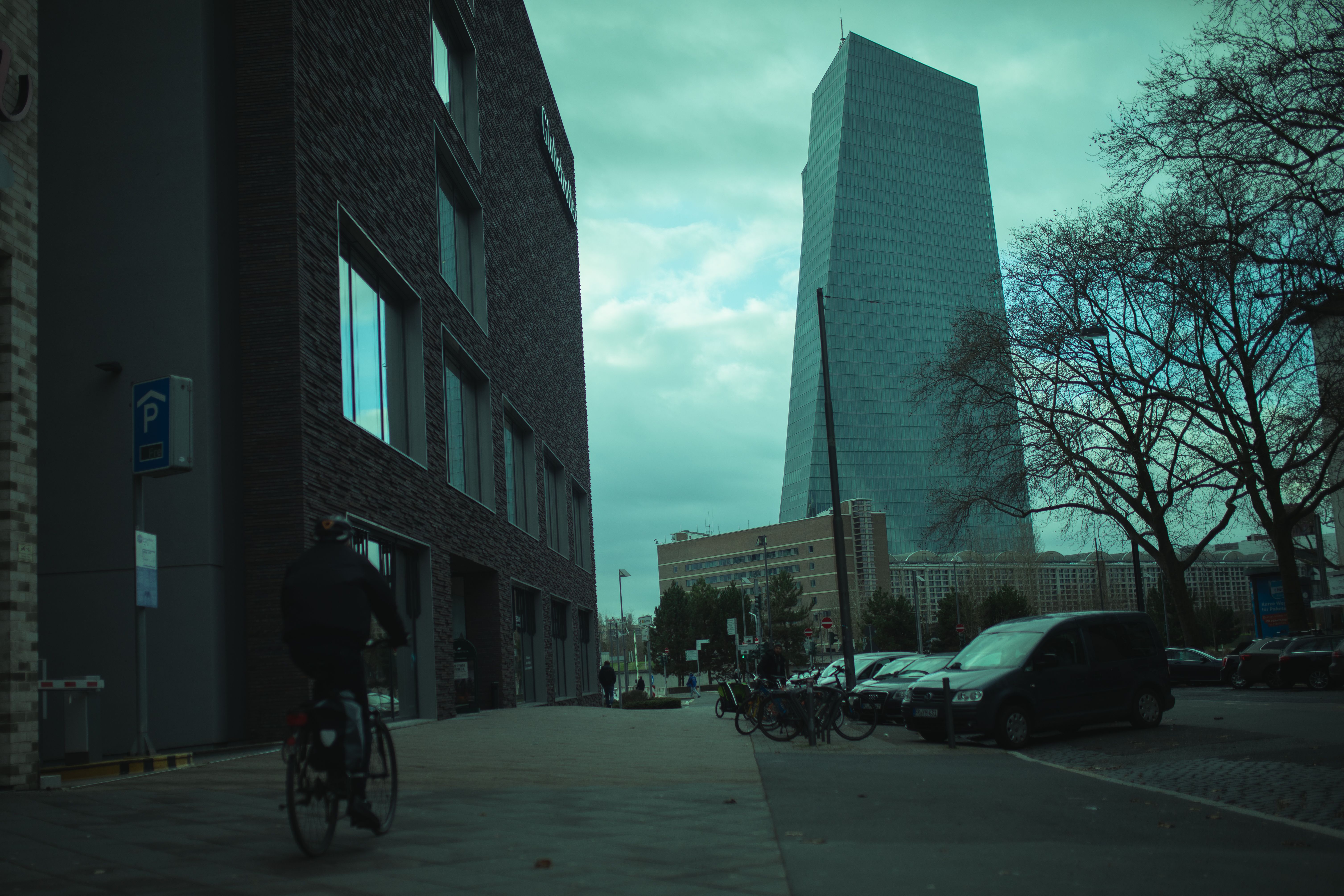 Modern Museum Building · Free Stock Photo