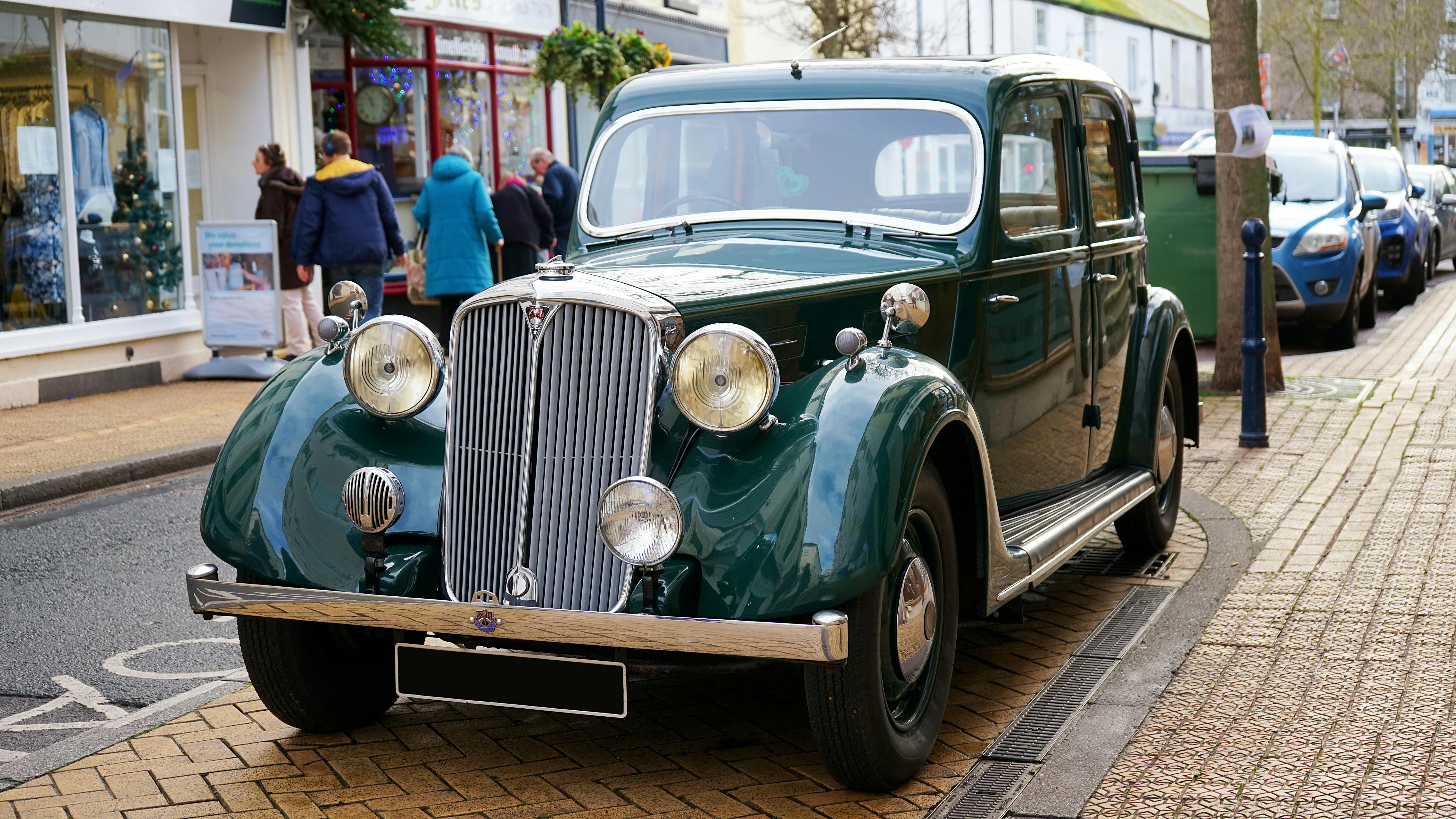 Rover P3 Parked in City · Free Stock Photo