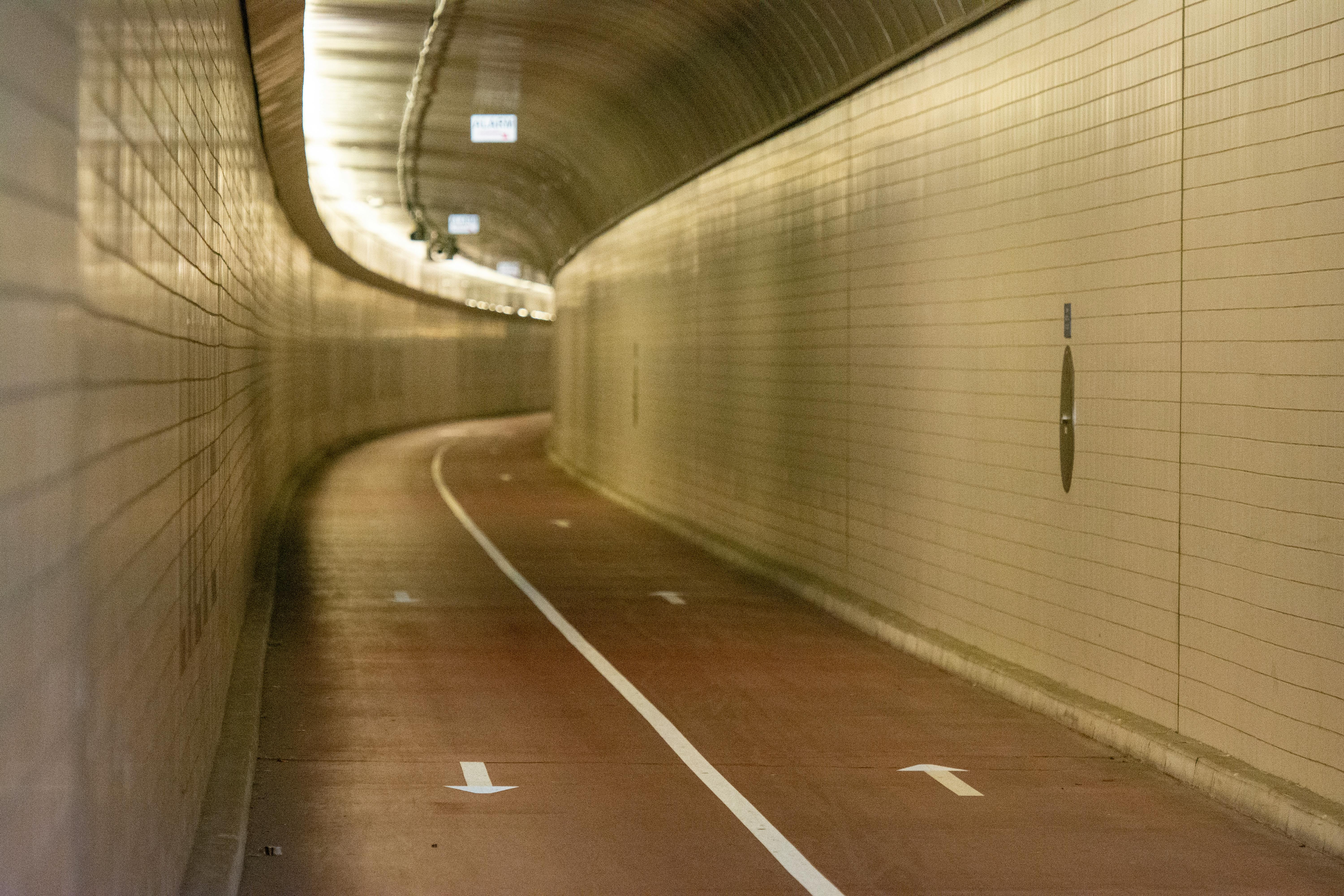 Two Way Walkway in Tunnel · Free Stock Photo