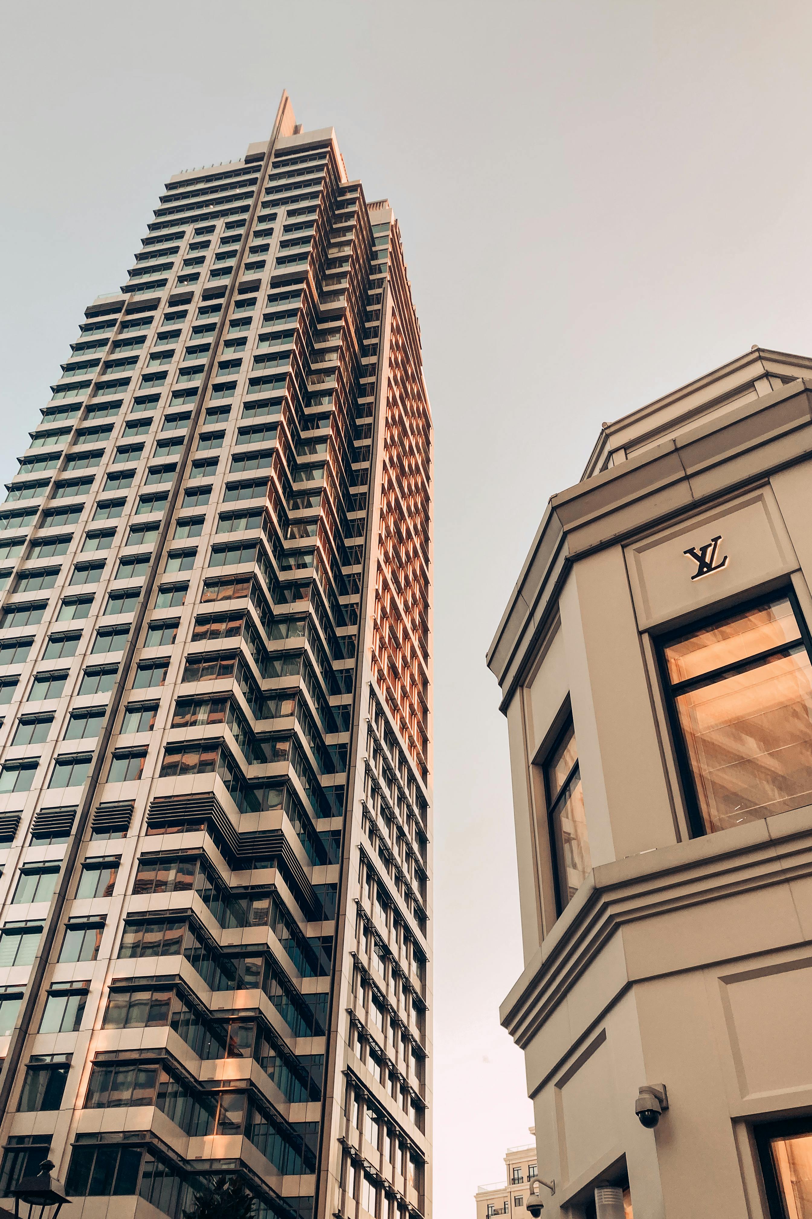Blue and Gray High Rise Building · Free Stock Photo